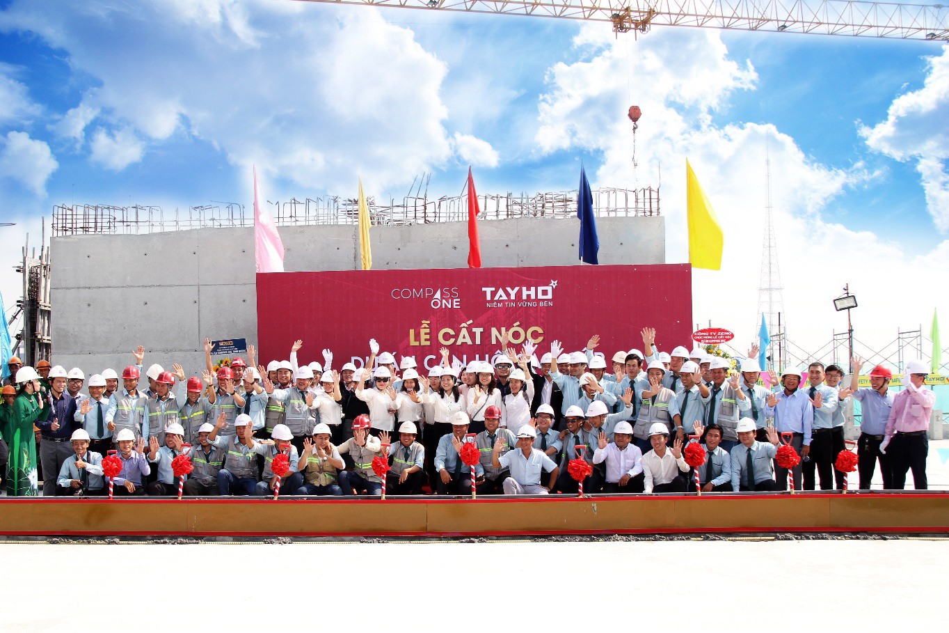 Lễ cất nóc dự án căn hộ cao cấp Compass One