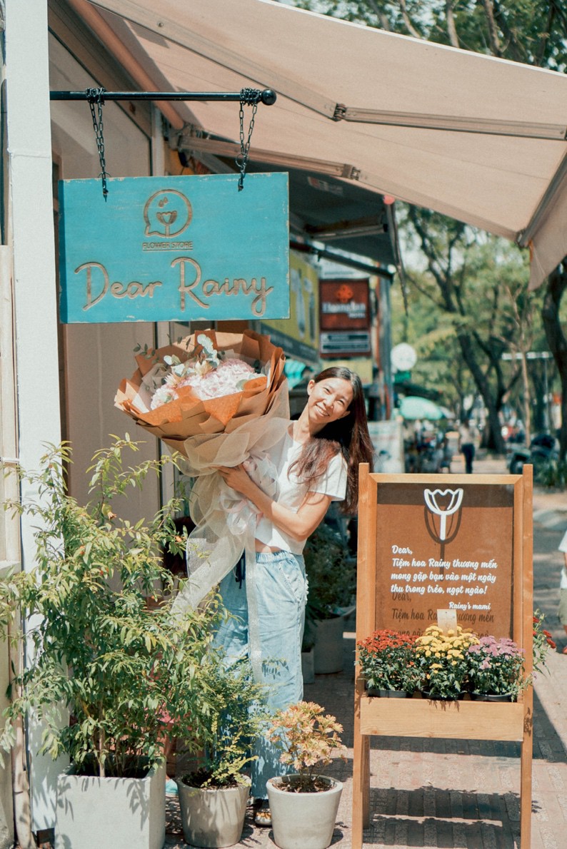 Tiệm hoa Dear Rainy: "Mong các bạn tìm được chất liệu tô vẽ nét đáng ...