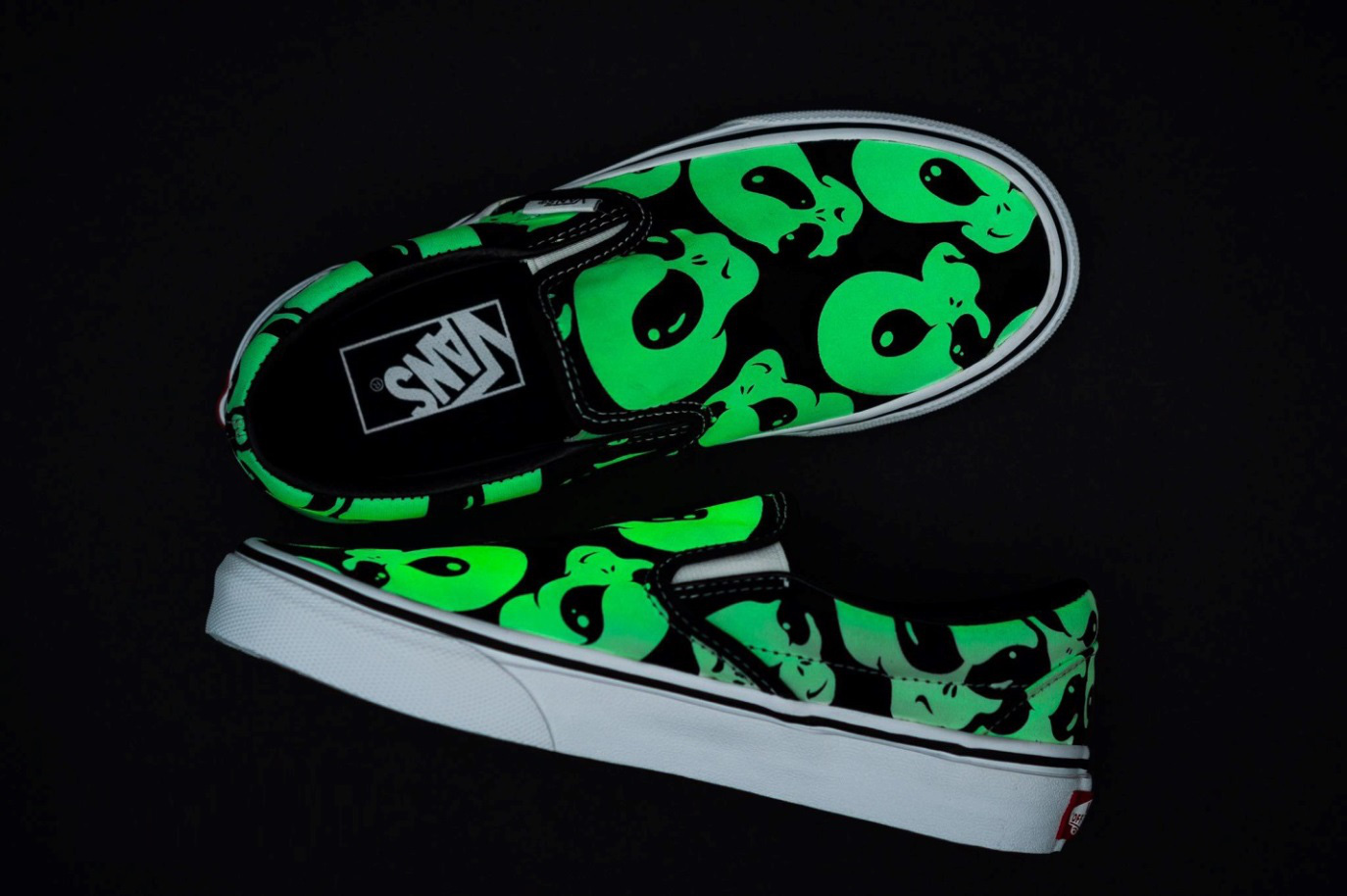 Vans đón tháng 12 bằng bộ sản phẩm siêu ma mị Vans Alien Ghosts