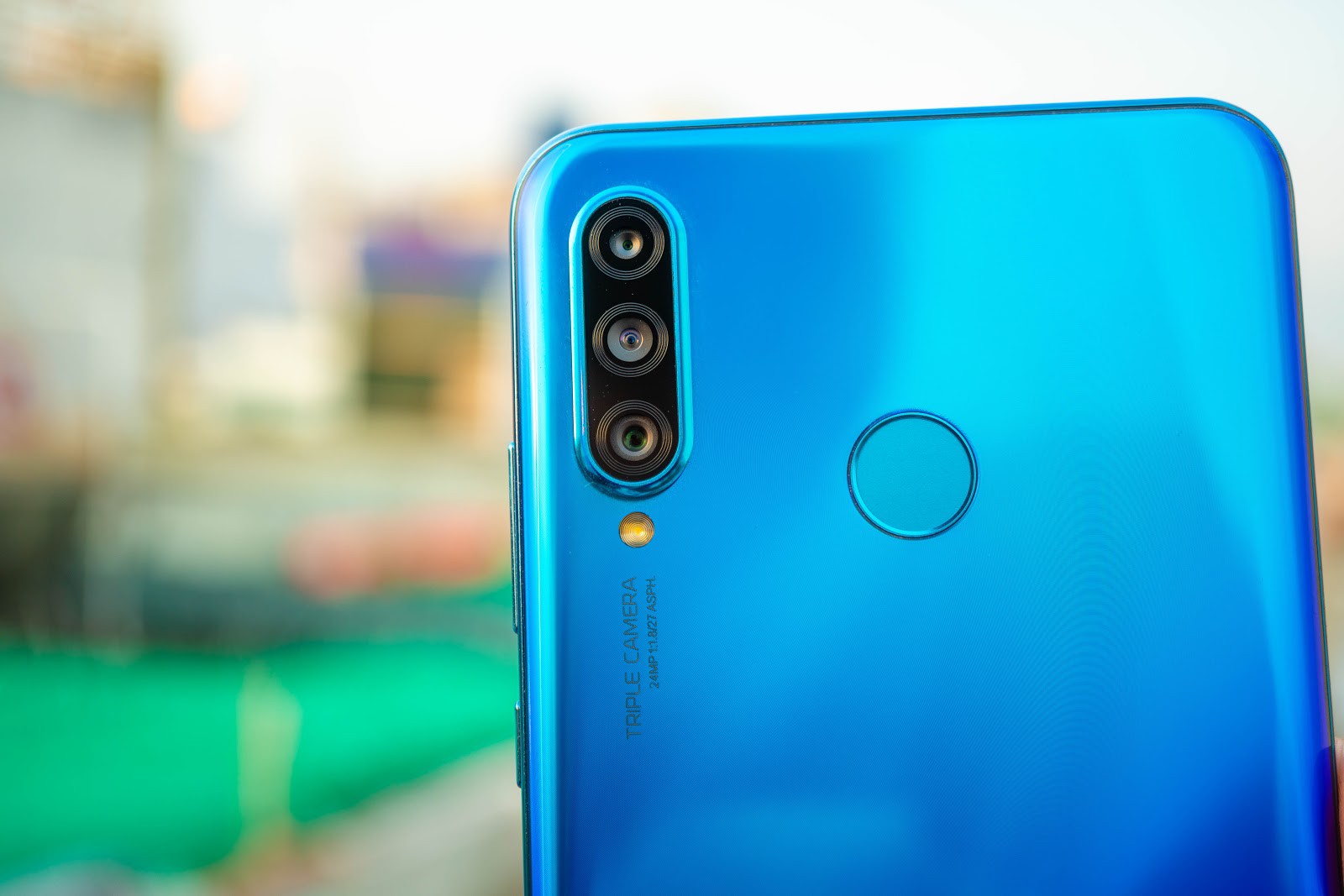 Huawei P30 Lite - Em út trong gia đình siêu camera P30 với mặt lưng gợi cảm