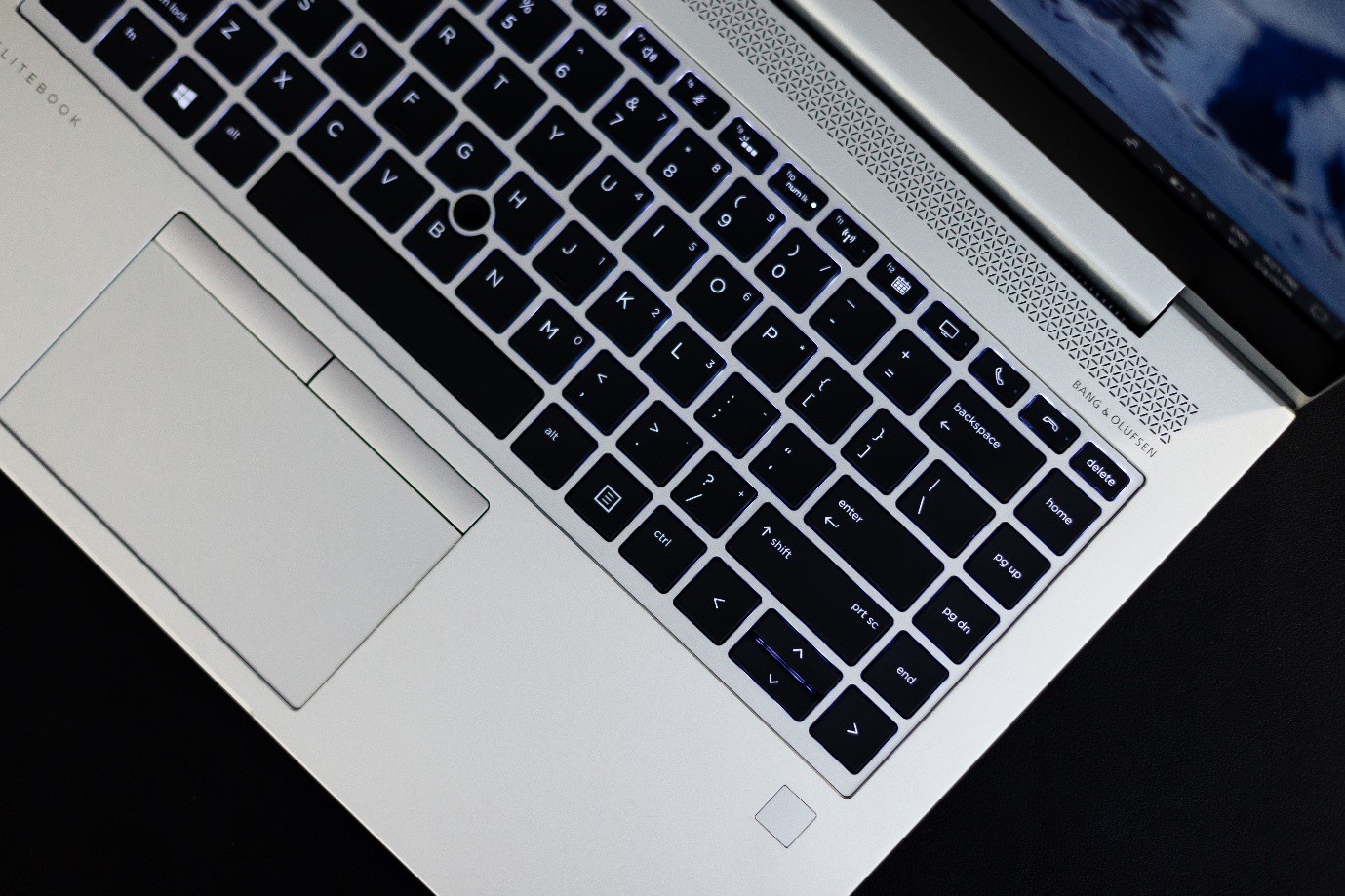 HP EliteBook 705 series G5: Sức mạnh ẩn chứa trong vẻ ngoài lịch lãm