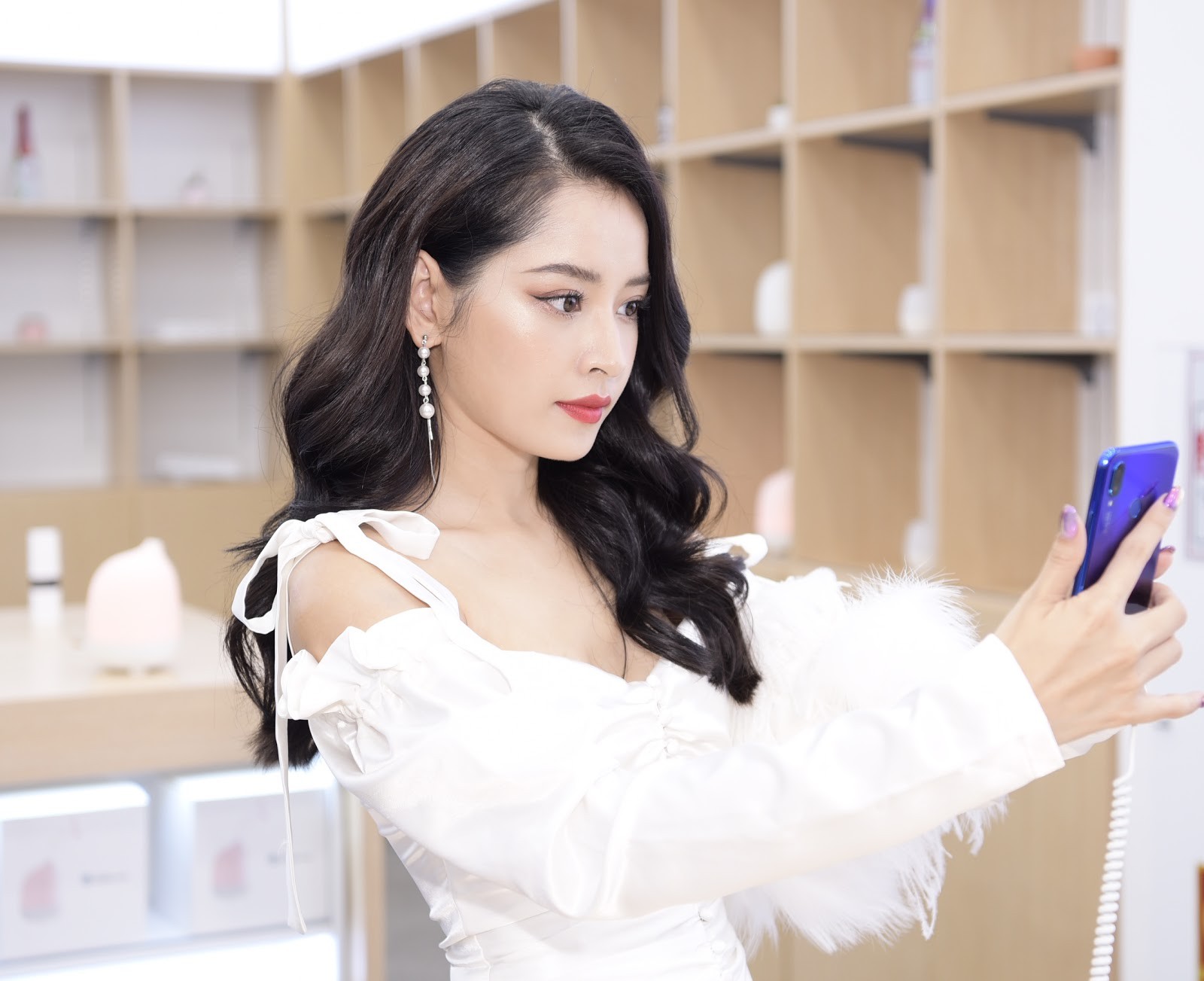Chi Pu bật mí bí quyết xả stress cùng điện thoại Huawei