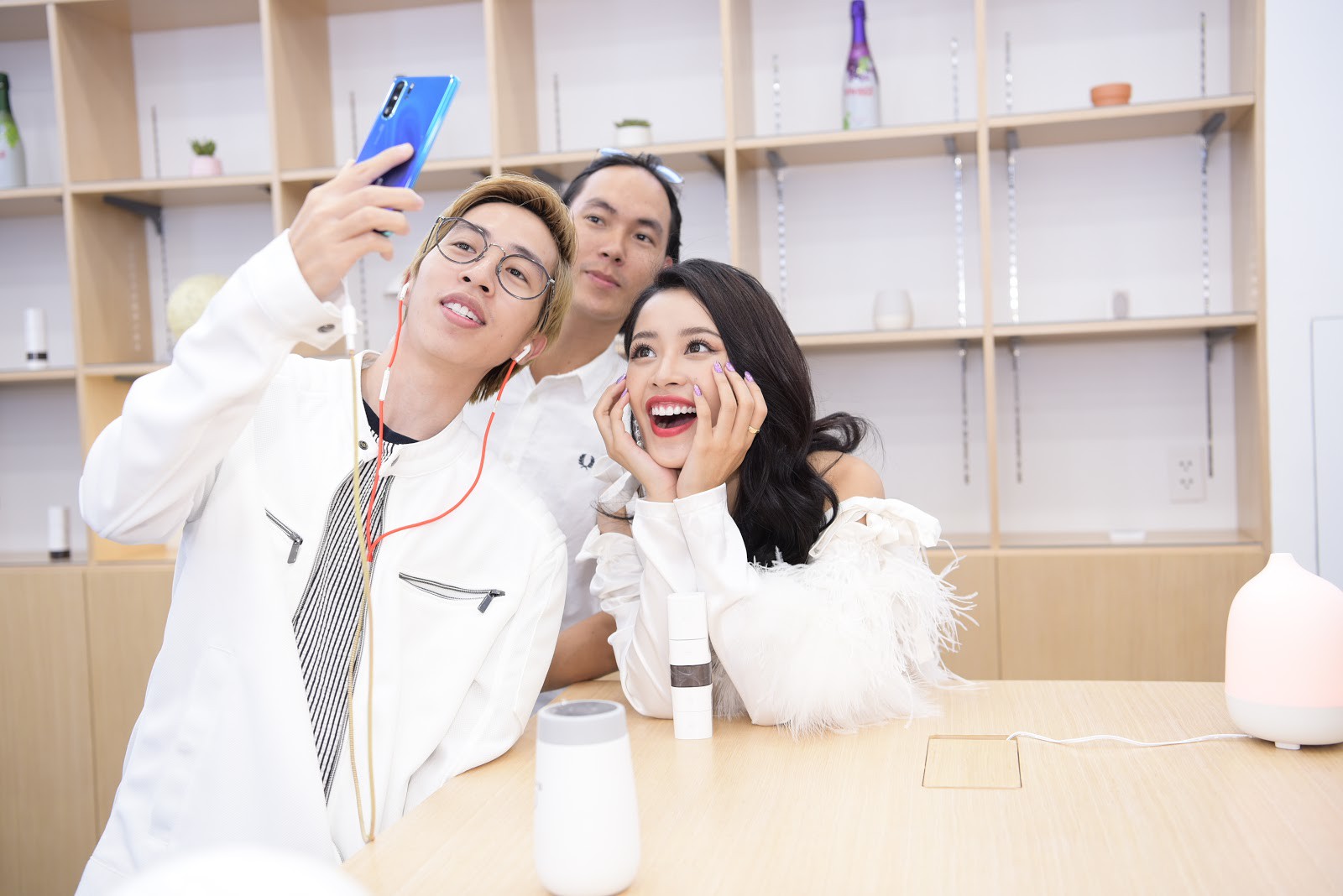 Chi Pu bật mí bí quyết xả stress cùng điện thoại Huawei
