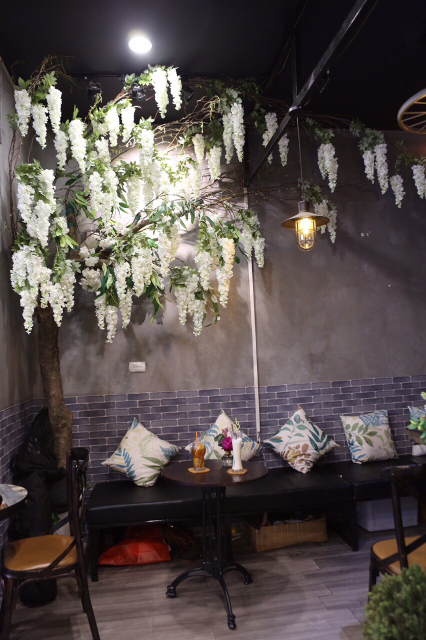 Khám phá tiệm hoa cafe đẹp như mơ trong lòng Hà Nội