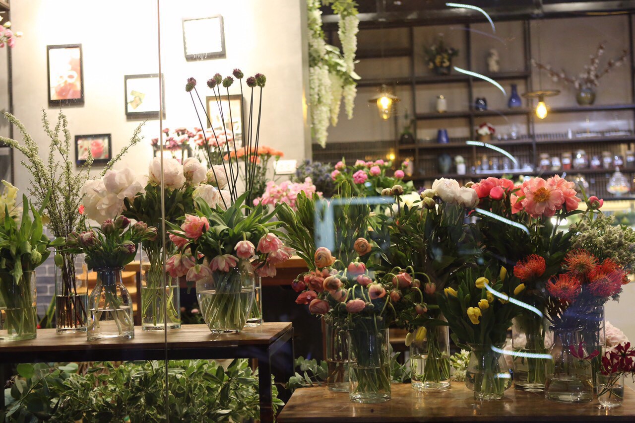 Khám phá tiệm hoa cafe đẹp như mơ trong lòng Hà Nội