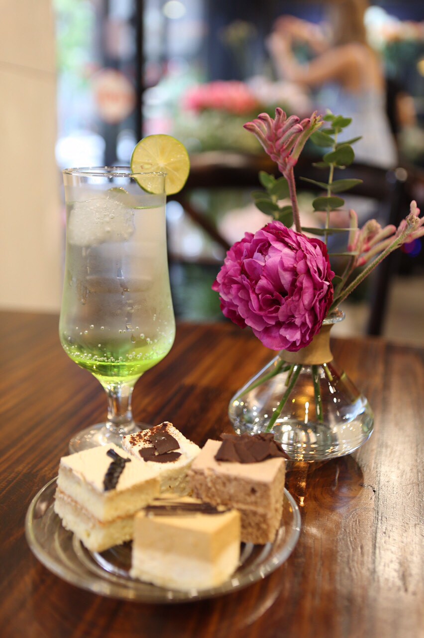 Khám phá tiệm hoa cafe đẹp như mơ trong lòng Hà Nội