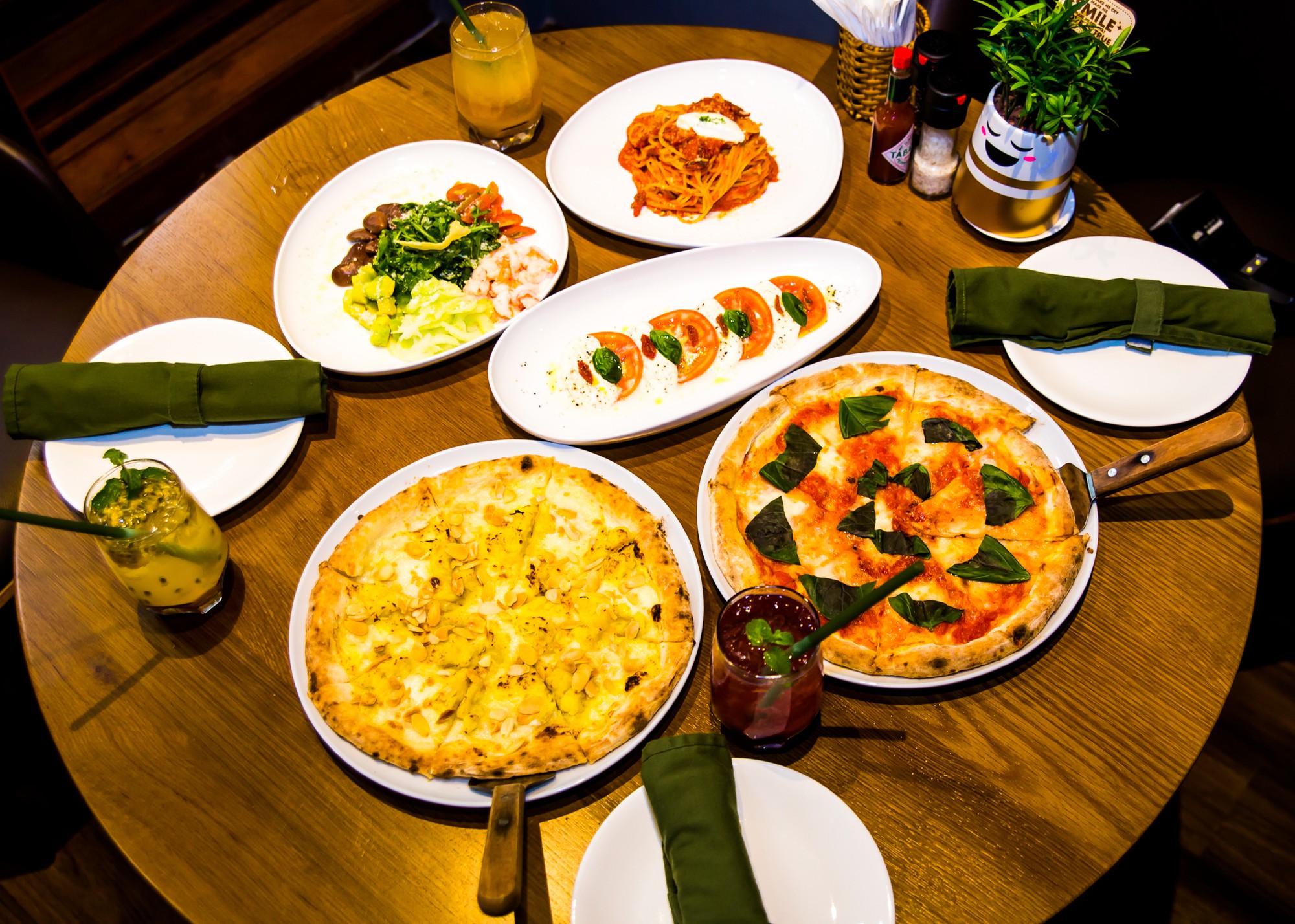 Giới trẻ Sài thành "ngất ngây" với những vị pizza mới lạ tại Việt Nam