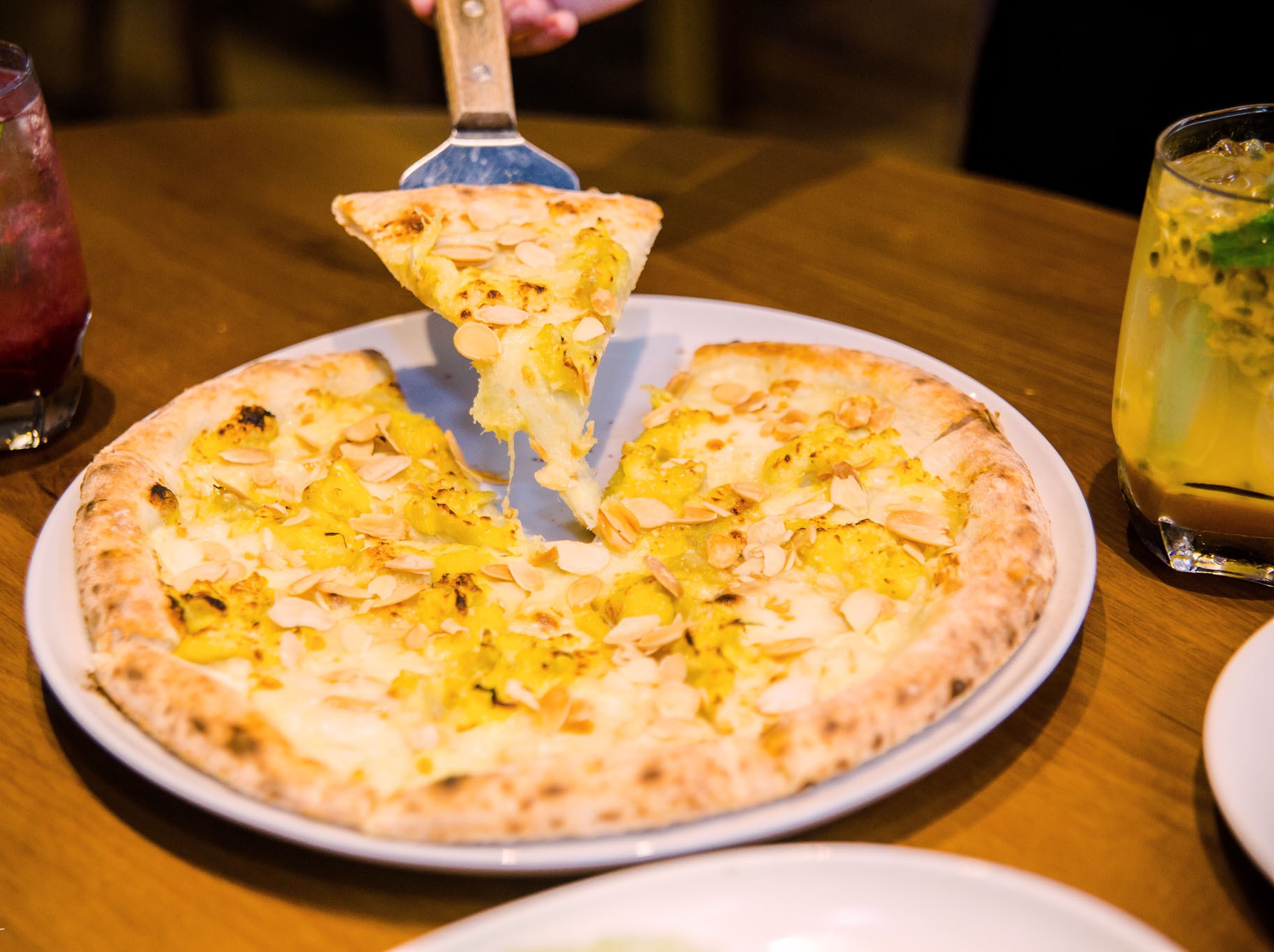 Giới trẻ Sài thành "ngất ngây" với những vị pizza mới lạ tại Việt Nam