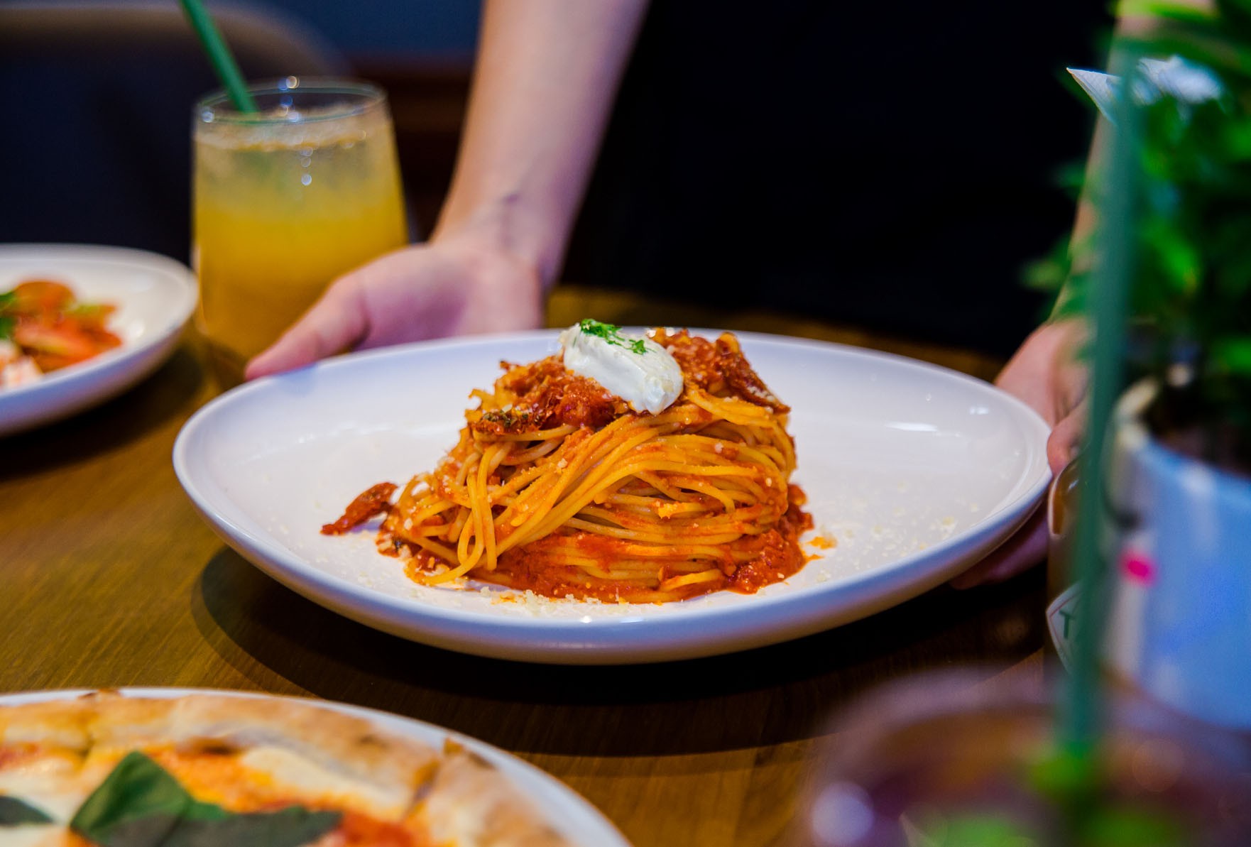 Giới trẻ Sài thành "ngất ngây" với những vị pizza mới lạ tại Việt Nam