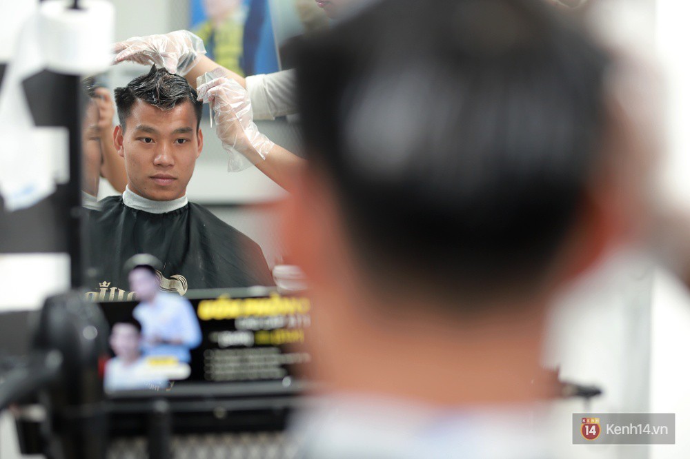 Cận cảnh quá trình tạo ra kiểu đầu Premlock của Văn Thanh đang khiến ...