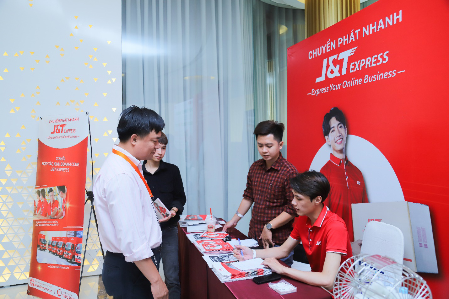 J&T Express đồng hành cùng Hiệp hội Thương mại Điện tử Việt Nam