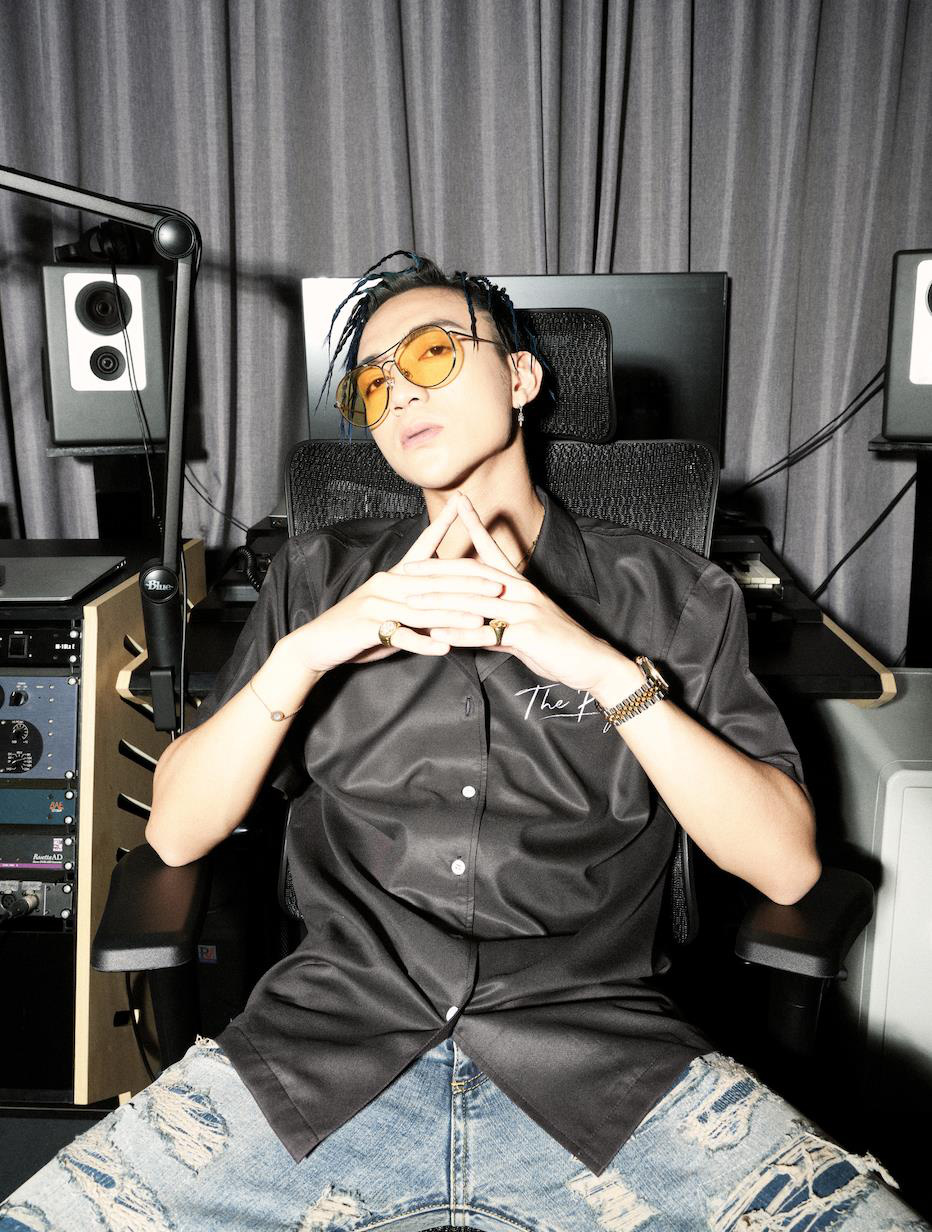 Có gì hot trong bộ merchandise "The Playah” của SOOBIN?