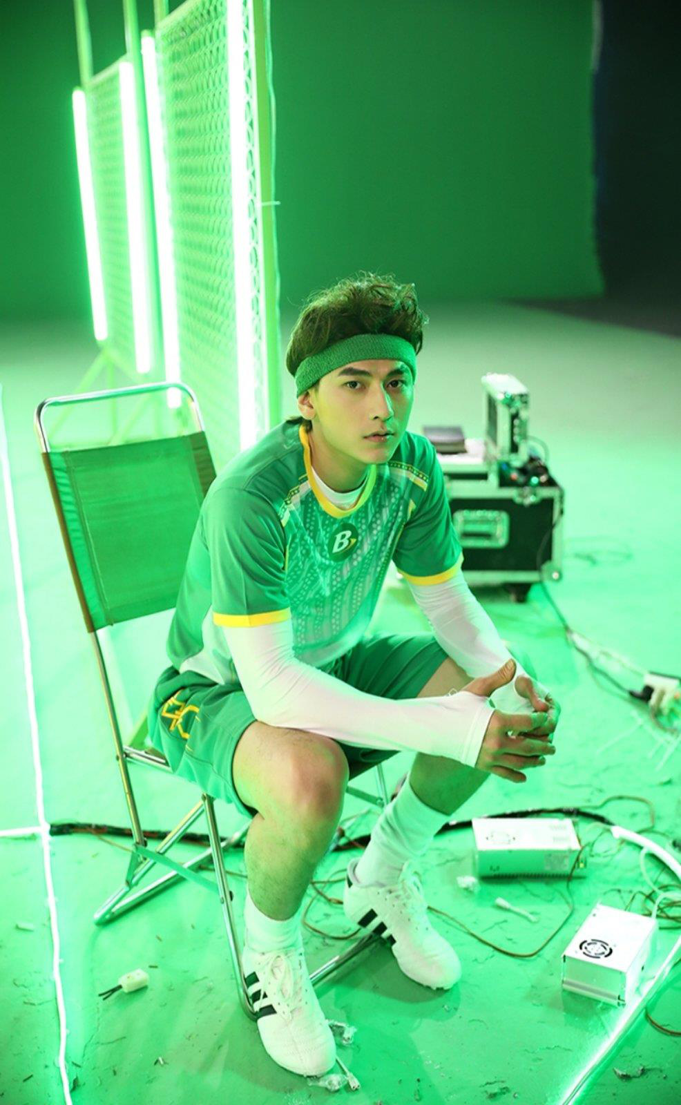 Isaac tung MV “2 giờ chiều”, thể hiện sự đa năng của mình