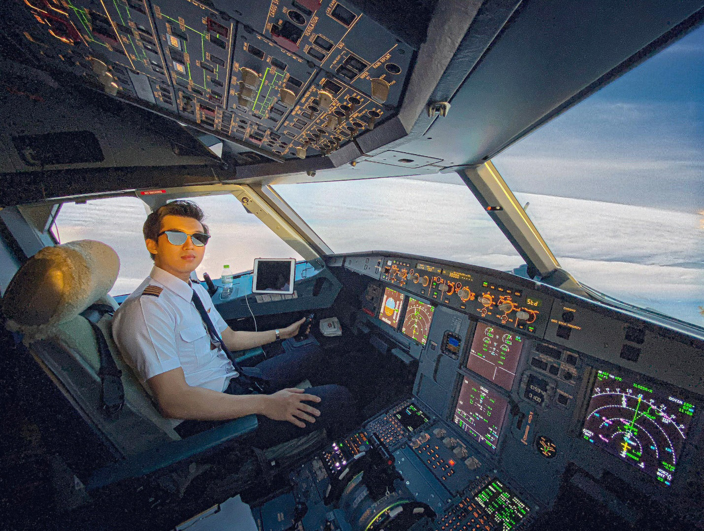 Từ phi công trẻ nhất nước Bỉ thành cơ trưởng của Vietjet