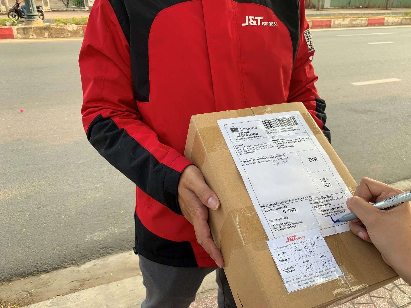 Shipper J&T Express đảm bảo an toàn, an tâm cho người dùng khi vận ...