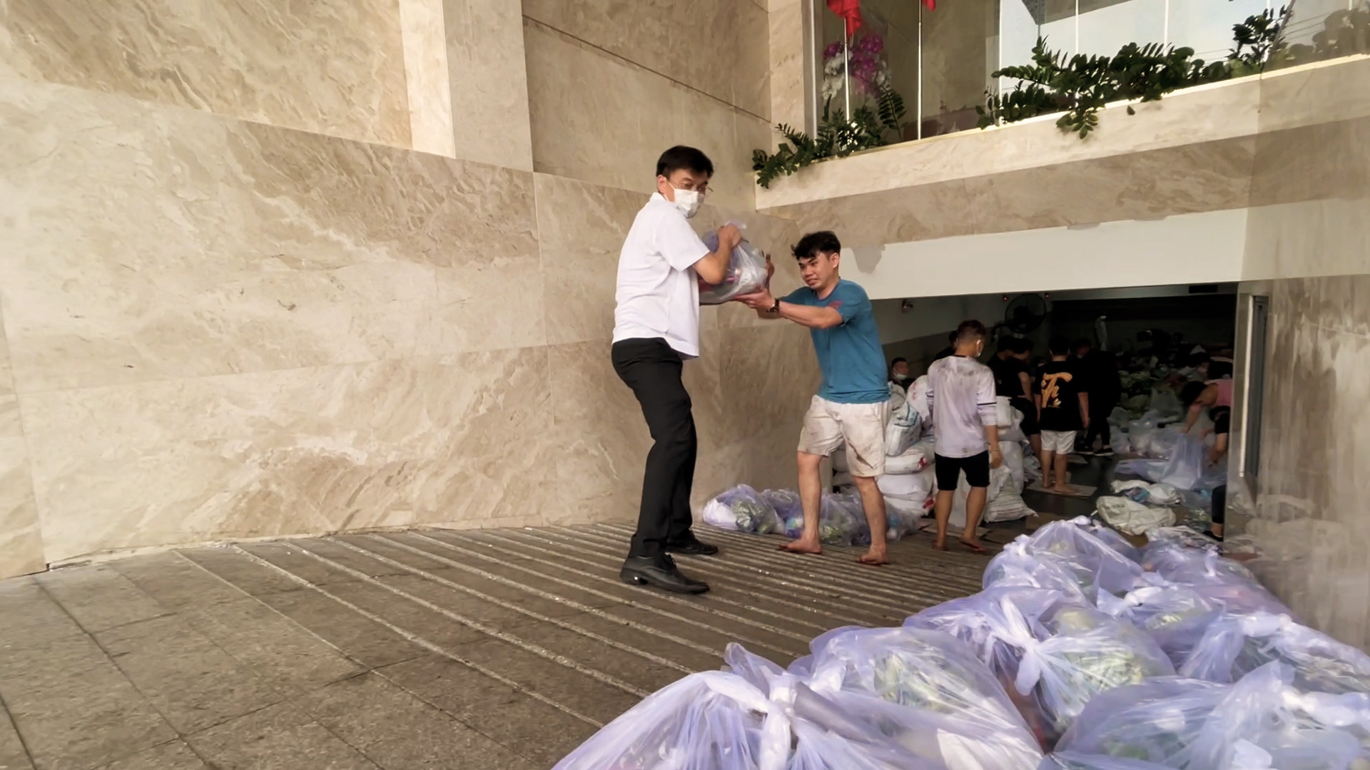 Nhân viên BIN Corporation Group bất ngờ nhận quyết định tăng lương giữa ...