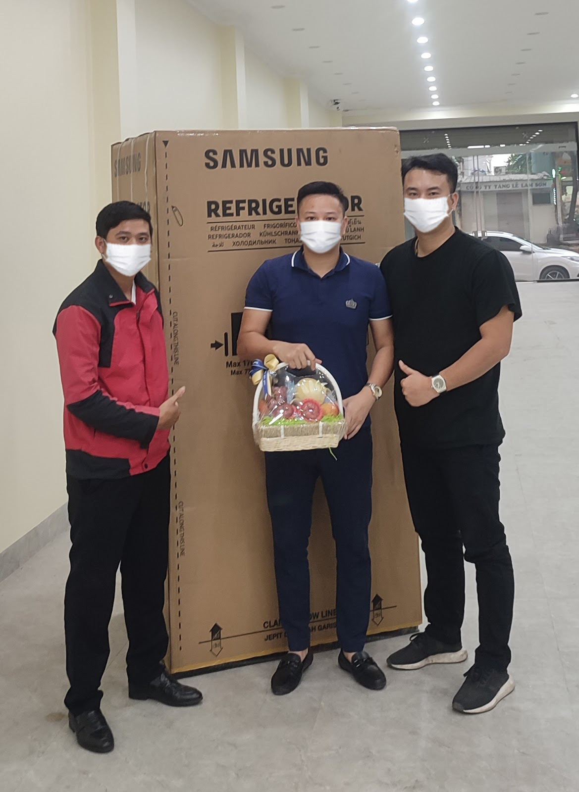 Khách hàng nhận quà “khủng” khi tham gia chương trình Red Tuesday của J ...