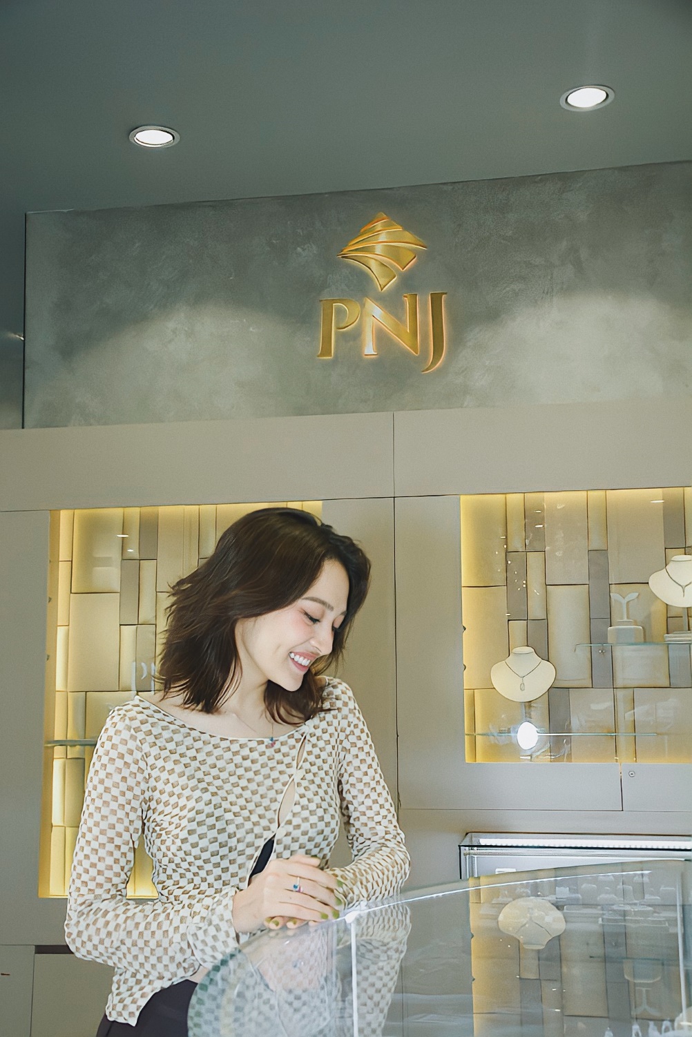 Bảo Anh biến hoá đẹp rạng ngời với "vùng đất Bling Bling Land"