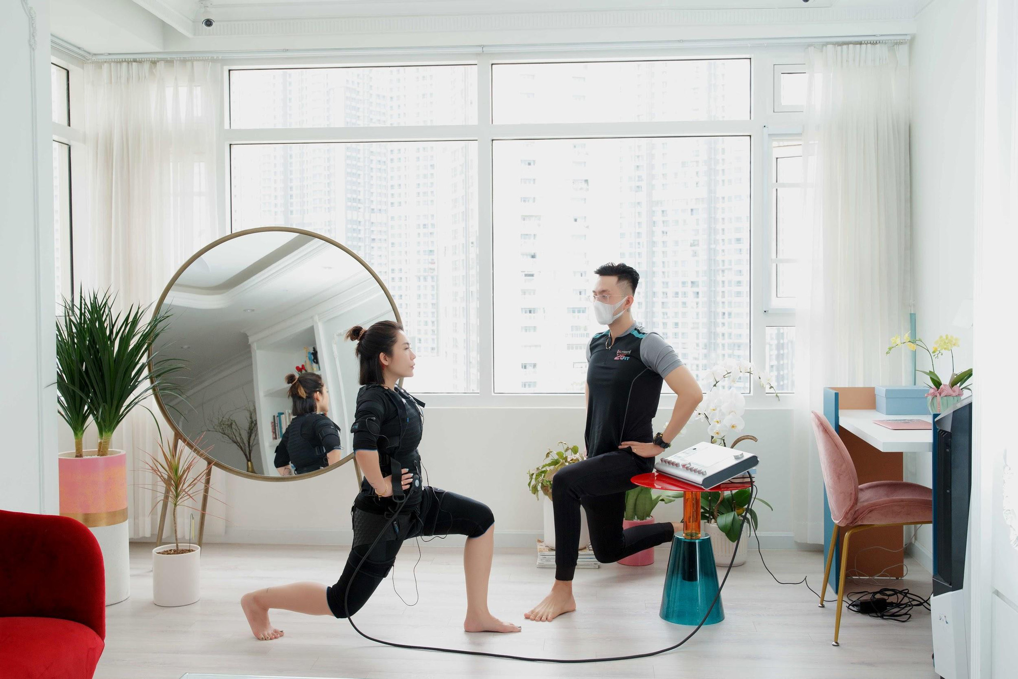 Phòng tập “đóng cửa”, sao Việt đua nhau “cày” giữ dáng cùng 25 FIT AT HOME