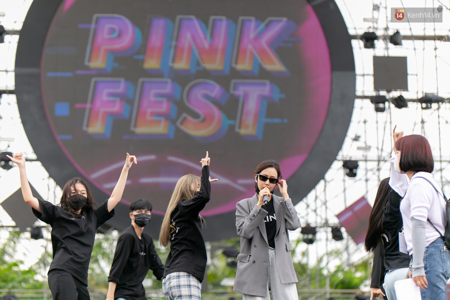 Trước giờ G Pink Fest: FC Sơn Tùng từ mọi miền đã đổ về Cần Thơ, Min ...