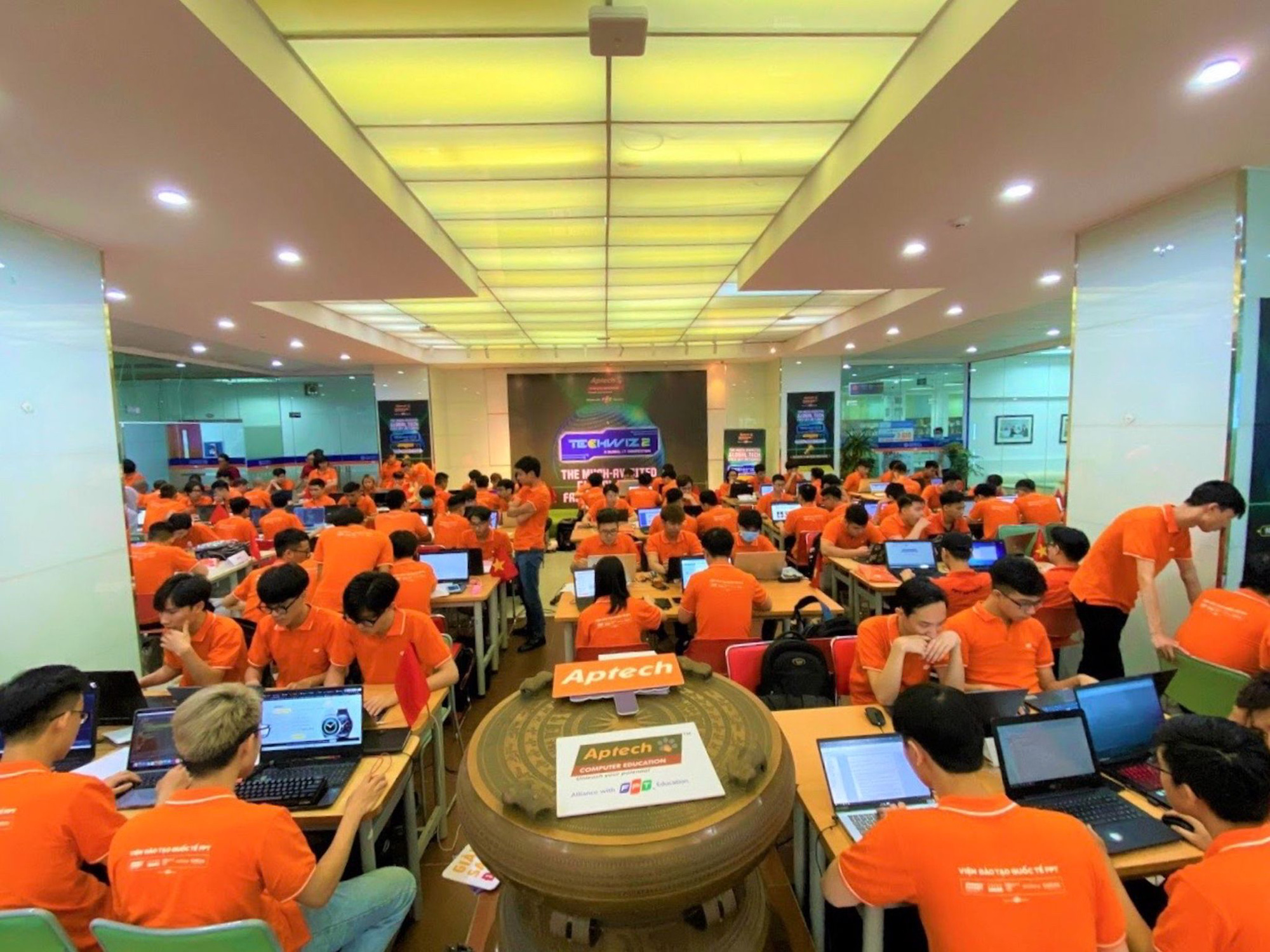 FPT Aptech đón "mưa giải thưởng" xứng tầm quốc tế