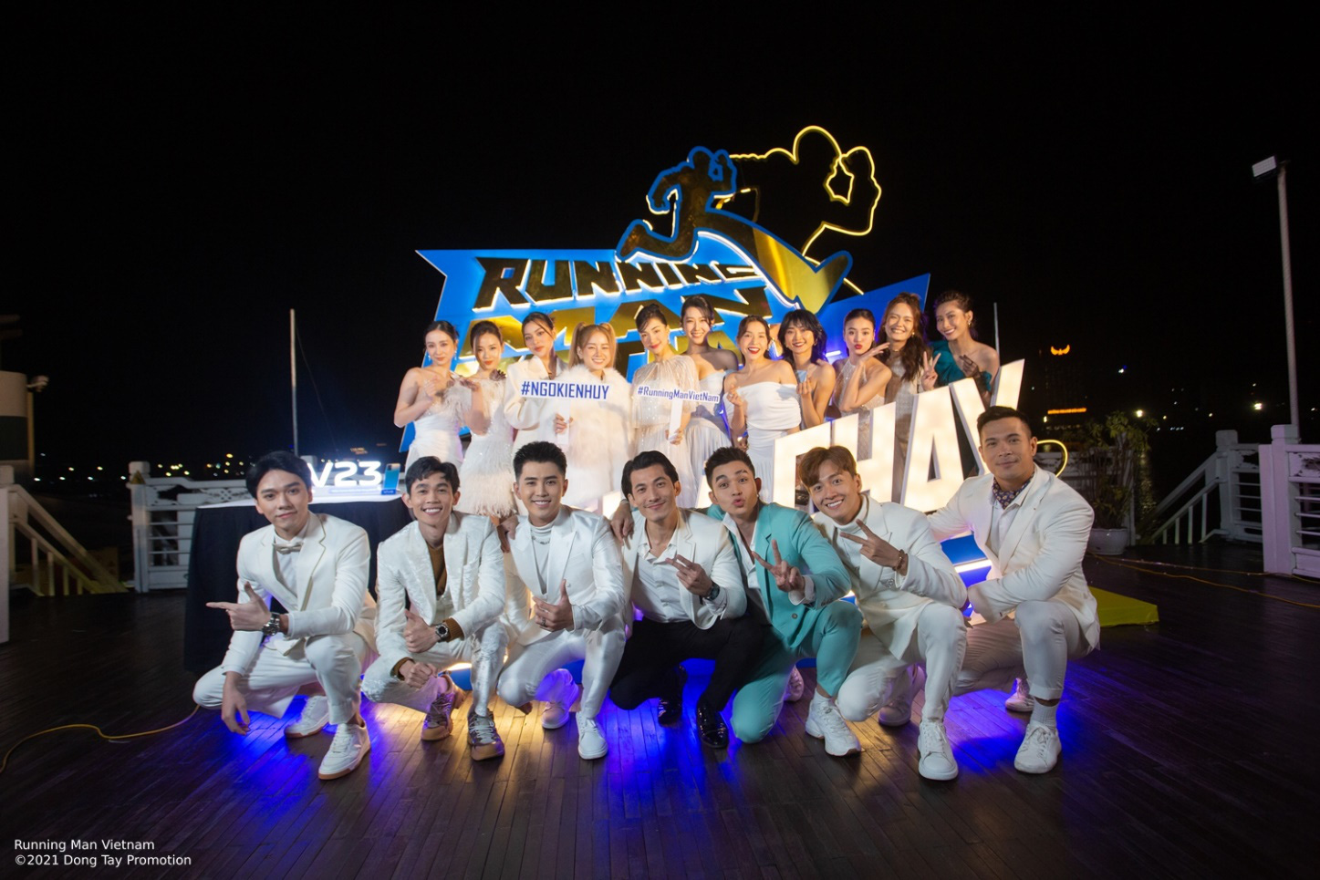 Dàn cast Running Man Vietnam lên đồ siêu đẹp, nổi bật trên du thuyền ...