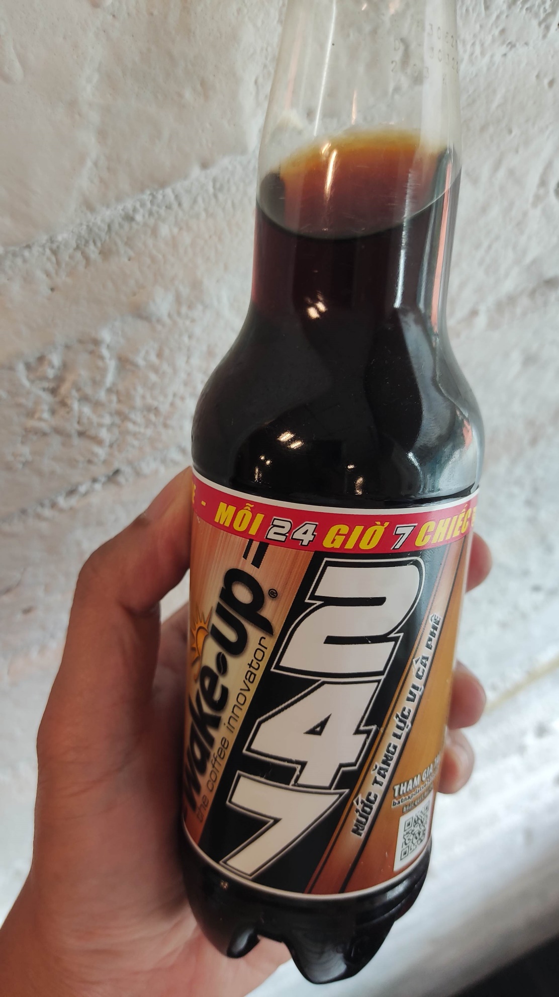 Vẫn là chai Wake-up 247 mà giờ nó lạ lắm, làm mọi người phải "đứng ngồi ...