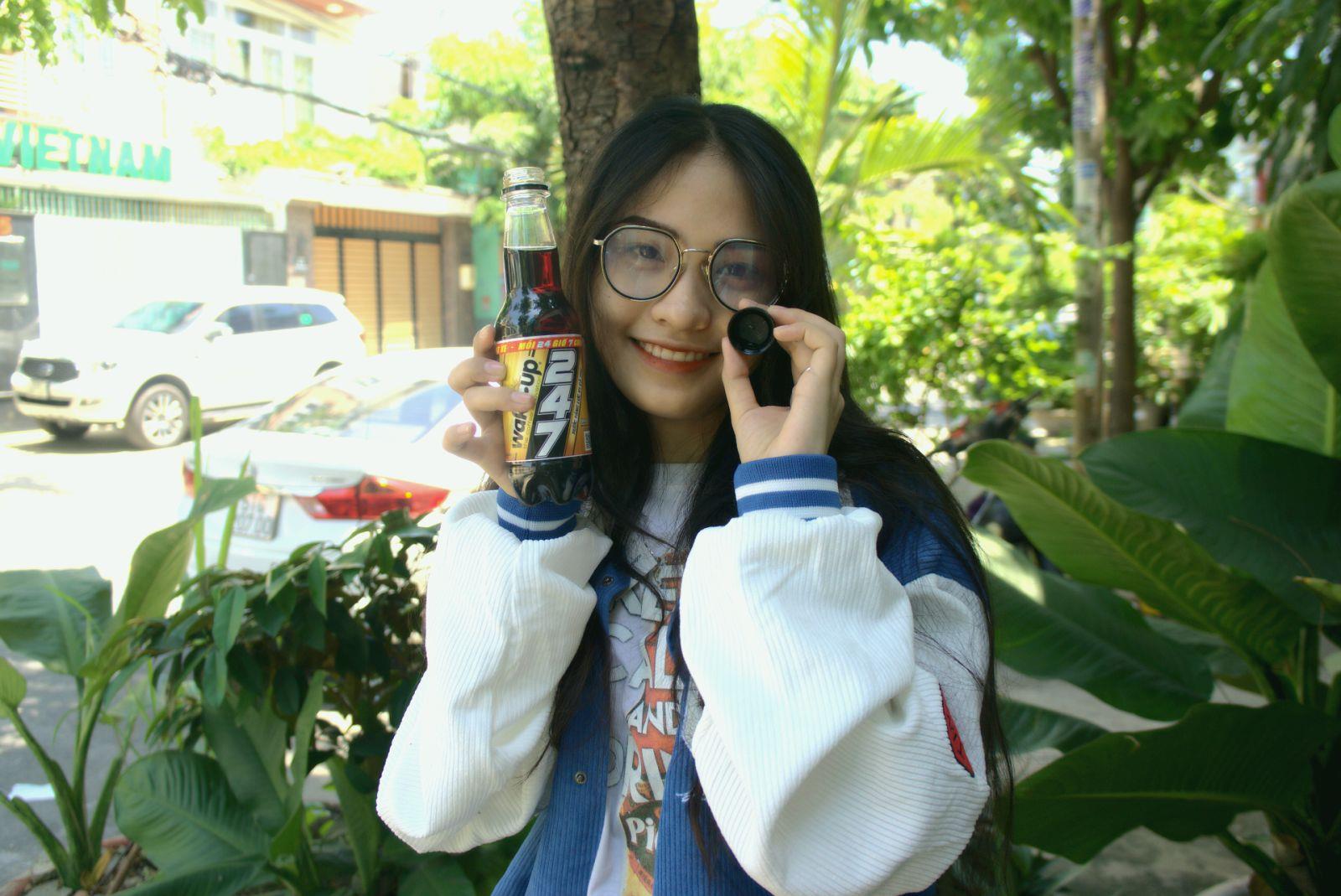 Vẫn là chai Wake-up 247 mà giờ nó lạ lắm, làm mọi người phải "đứng ngồi ...
