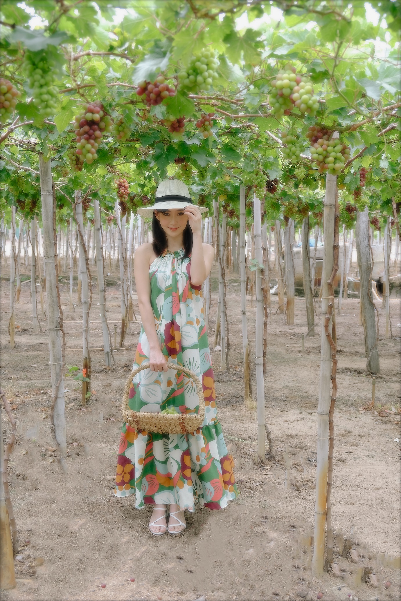 “Soi" outfit hè của hàng loạt sao Việt TyhD Thùy Dương, Tú Hảo, SunHT ...