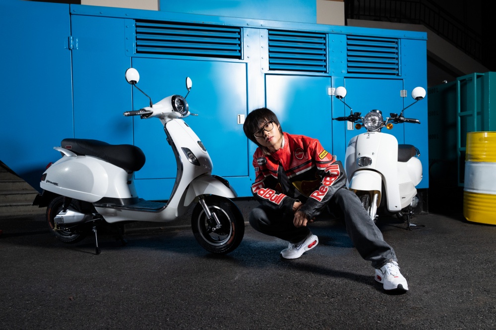 tlinh và Low G cùng hãng xe Dibao 'bóc phốt' giới trẻ trong MV mới