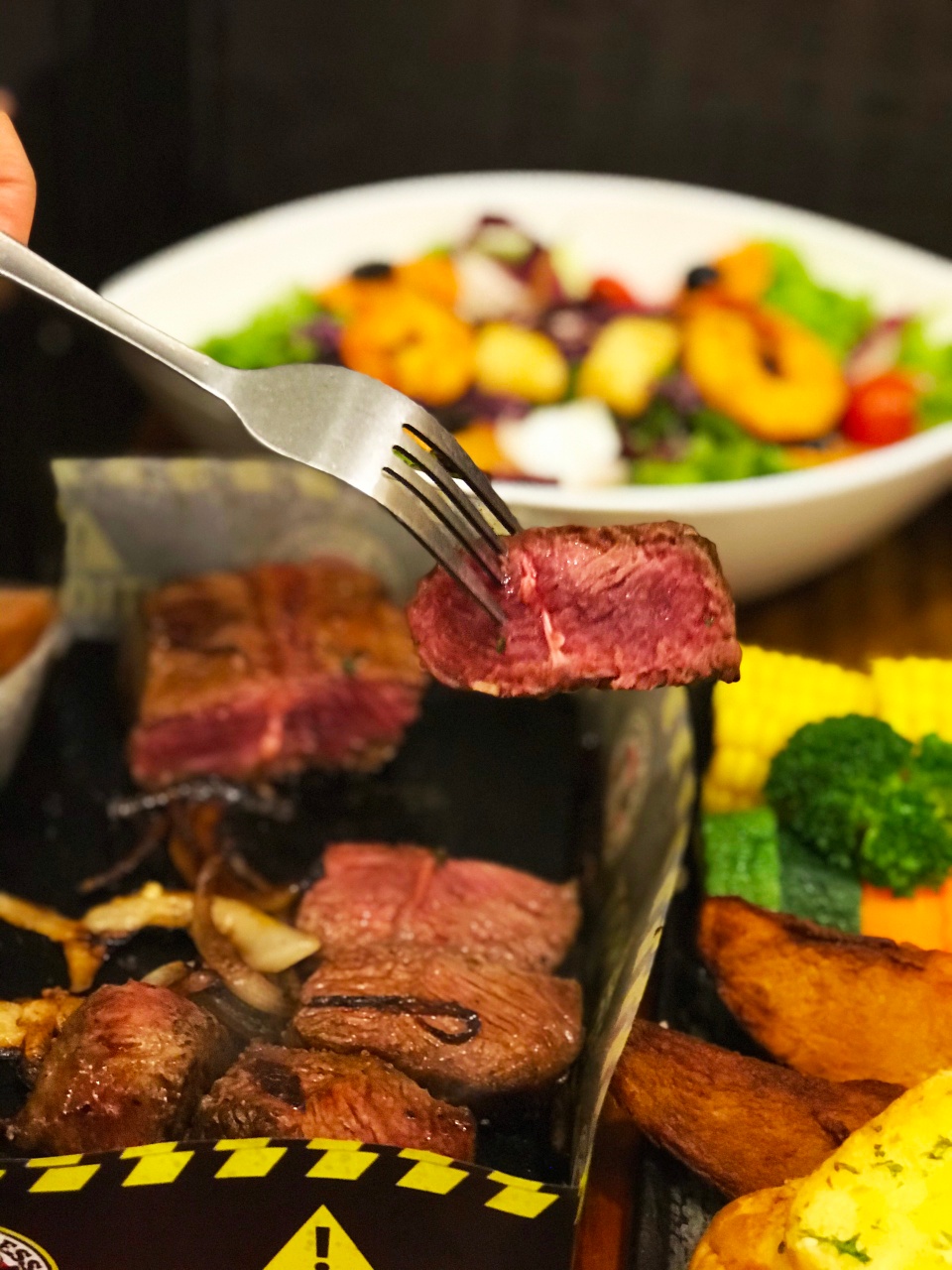 Thưởng thức món steak độc đáo tại nhà hàng Cow Express