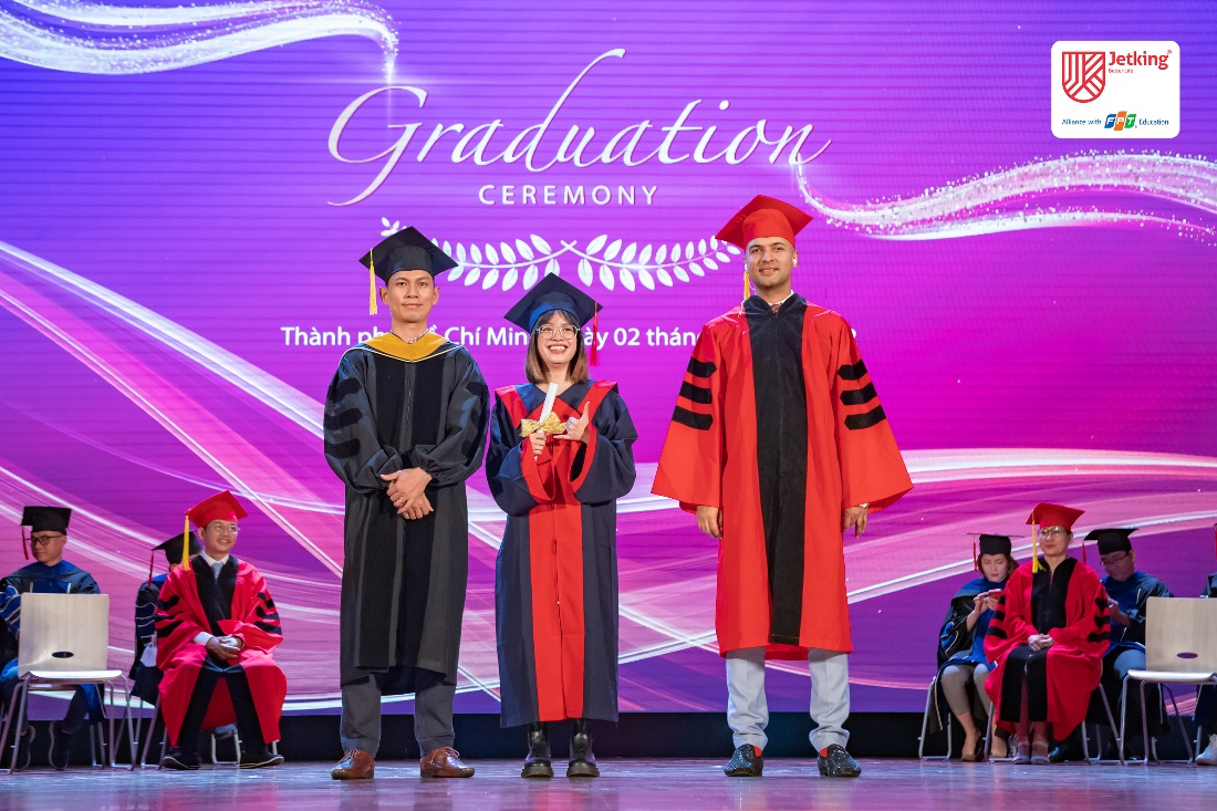 Cảm xúc dâng trào trong lễ tốt nghiệp của FPT Jetking