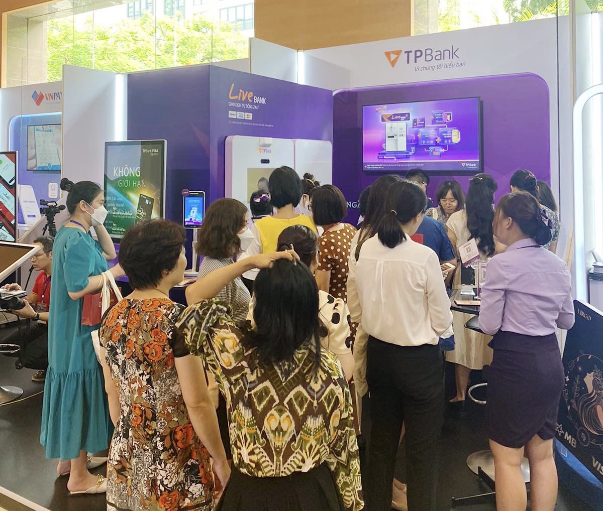 Thủ tướng Chính phủ trải nghiệm LiveBank 24/7, VoicePay của TPBank tại ...