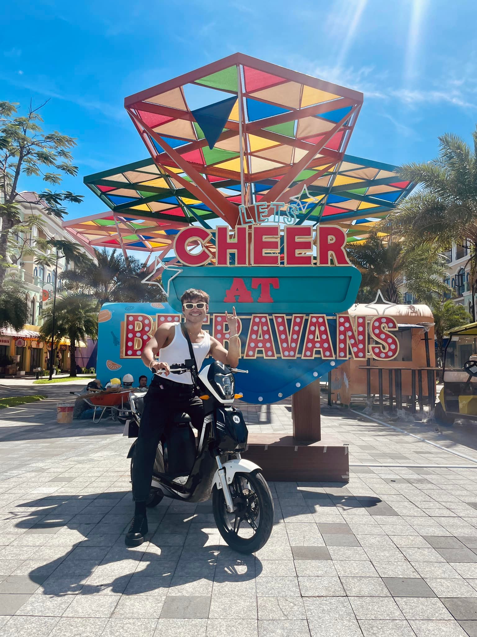 Du khách rầm rộ check-in tuyến phố Bia Tây mới toanh tại Phú Quốc