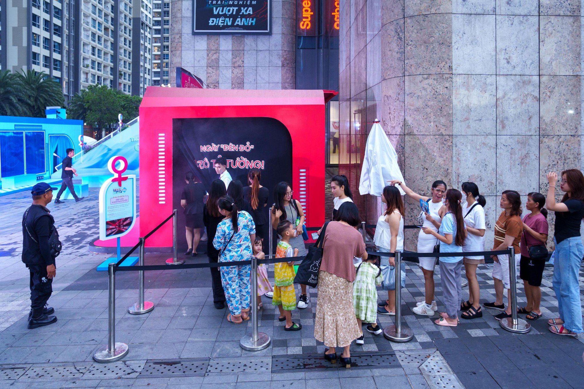 B Ray và Mikelodic chiều "fan" hết nấc, mang đến những khoảnh khắc bùng nổ ở Trạm Nghỉ Mát KOTEX ...