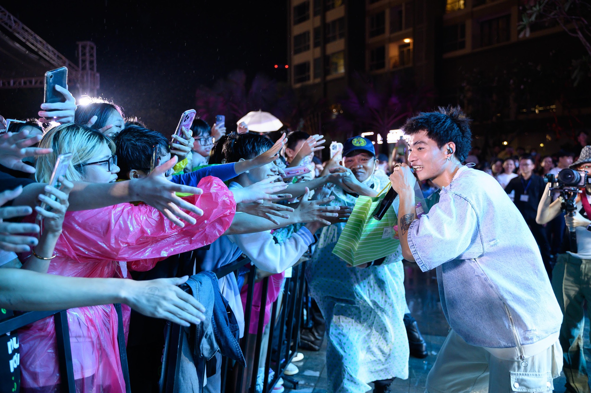 Trạm Nghỉ Mát Kotex Maxcool Sài Gòn: B Ray - Mikelodic biến sân khấu ...