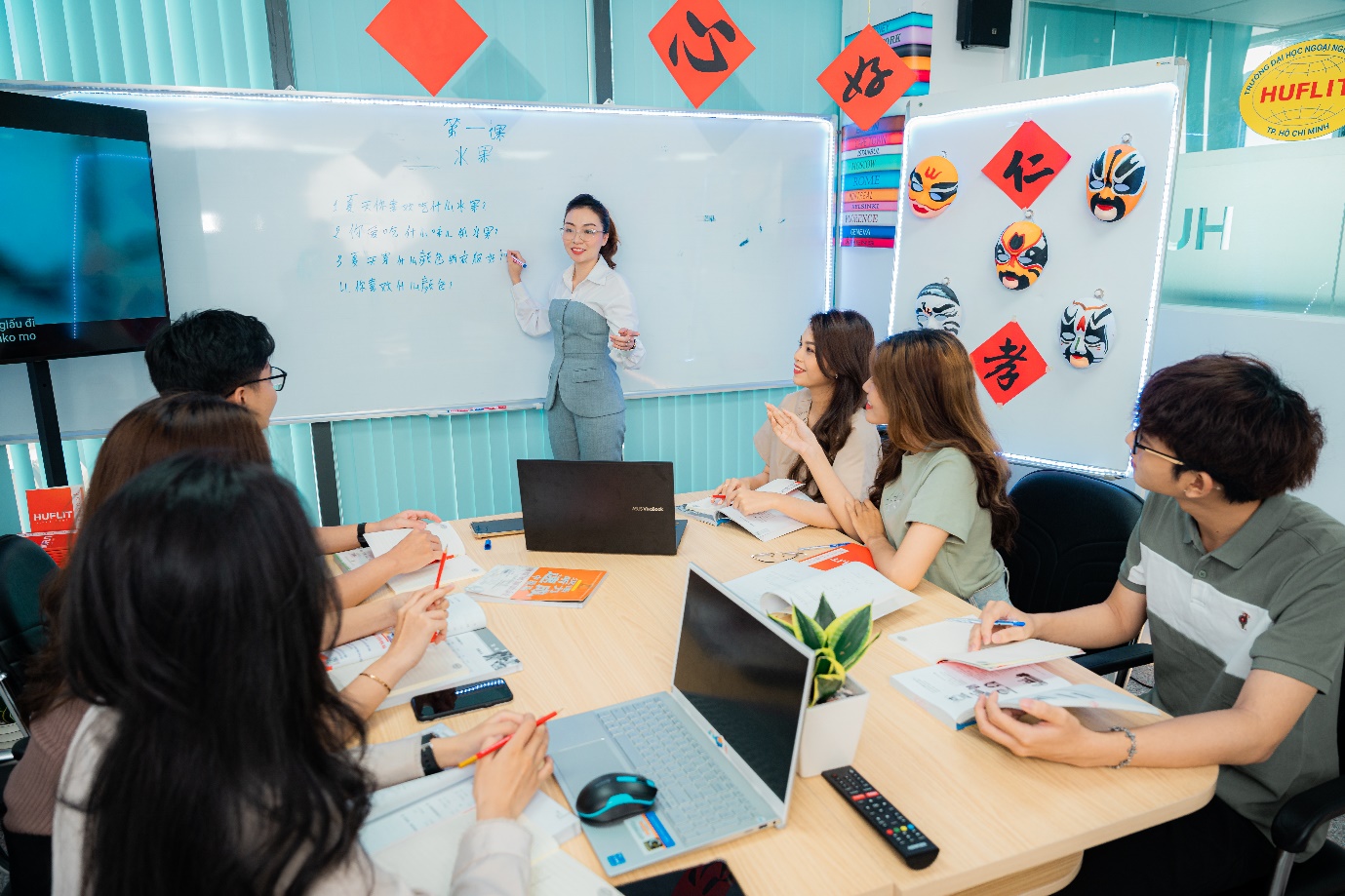 Đồng hành cùng sĩ tử 2K6, HUFLIT không tăng học phí năm học 2024 - 2025