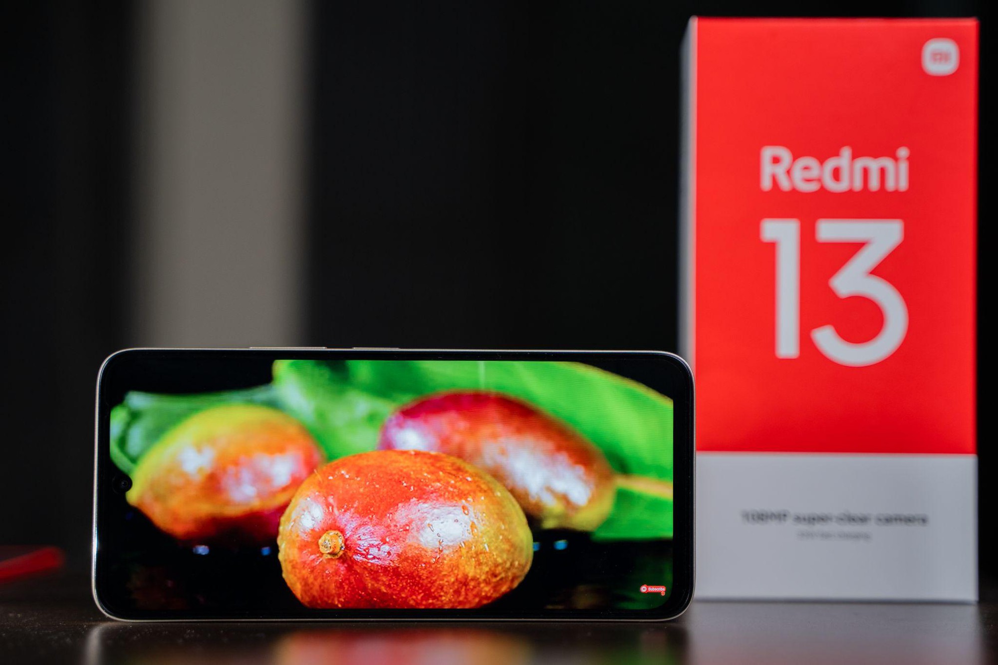 Bật cá tính cùng hội chị em với camera 108MP và mặt lưng kính trên Redmi 13