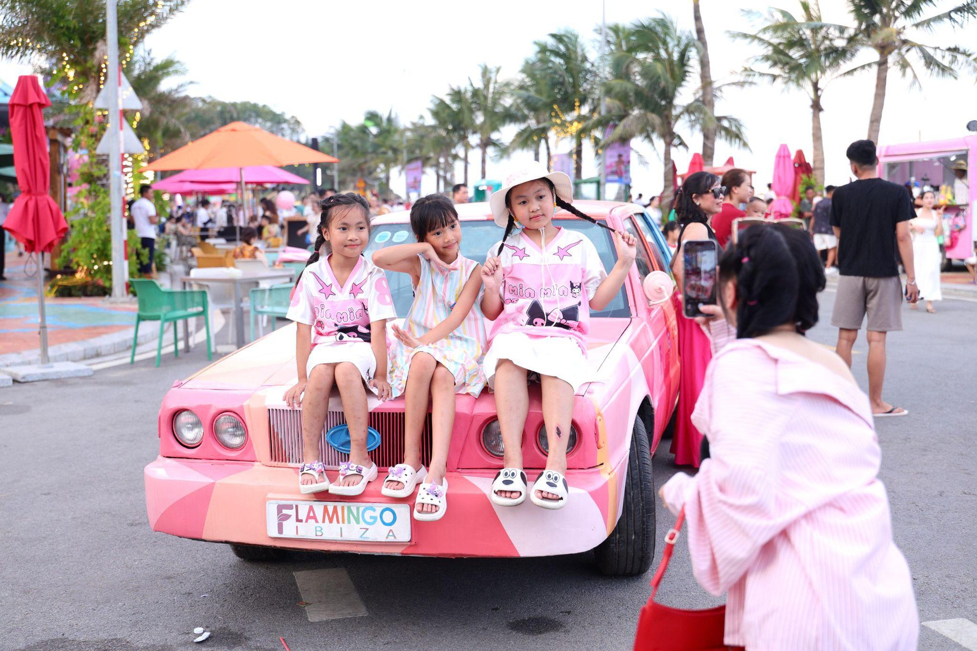 LALA TOWN của Flamingo - Cơn lốc sắc màu khuấy động mùa hè khắp miền Bắc