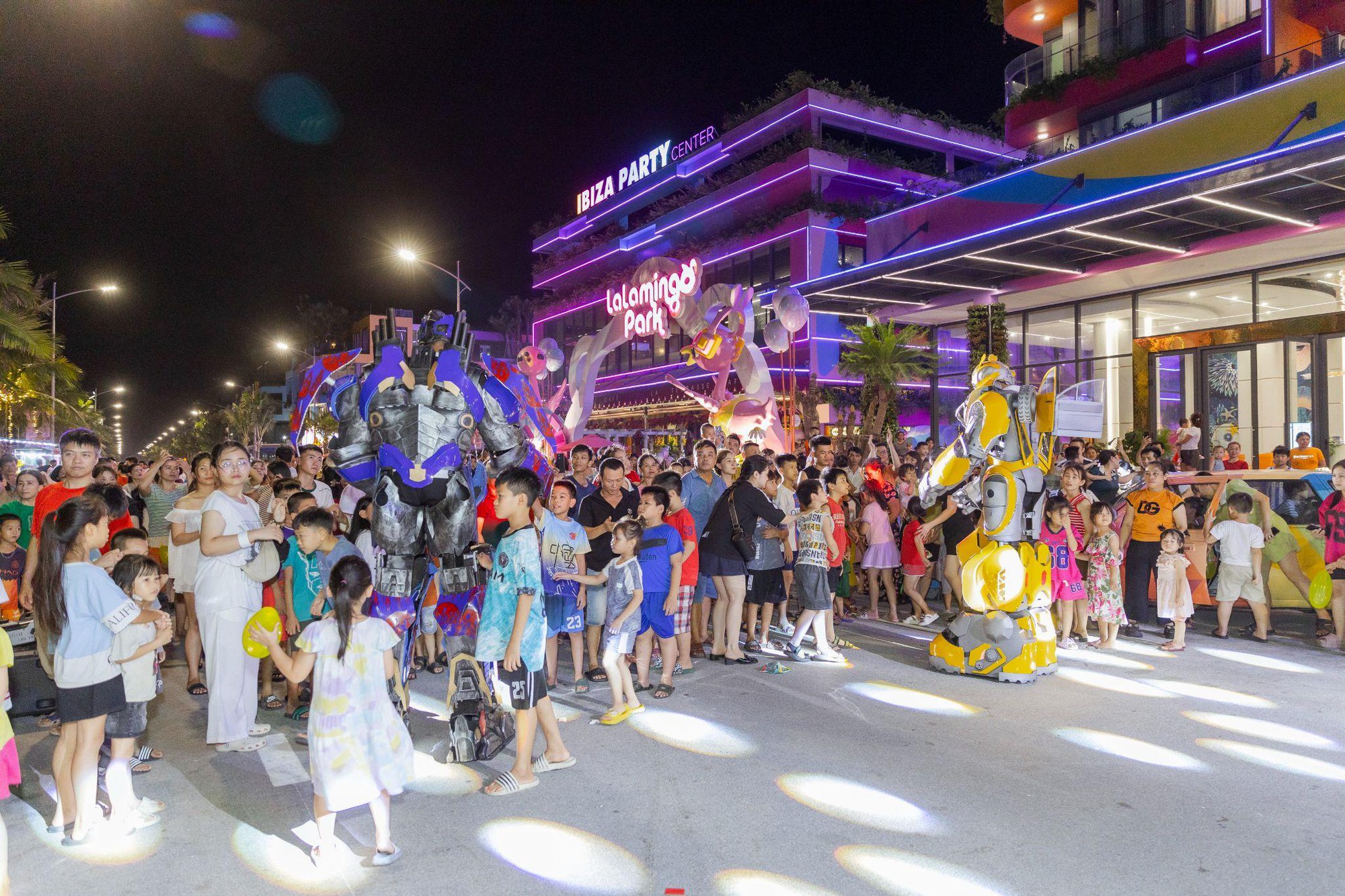 LALA TOWN của Flamingo - Cơn lốc sắc màu khuấy động mùa hè khắp miền Bắc