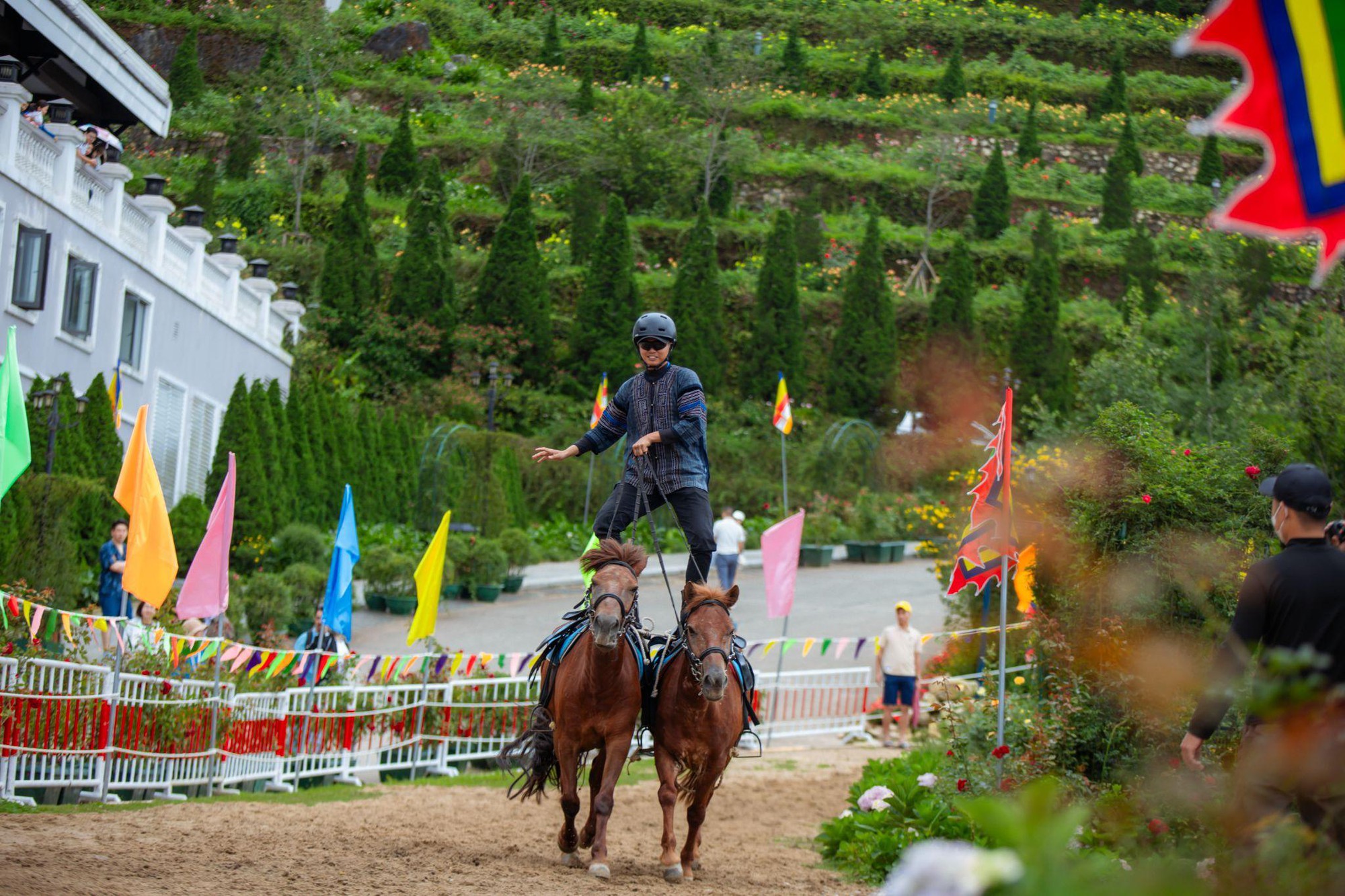 Trình diễn cưỡi song mã, phi ngựa xuyên vòng lửa tại Fansipan