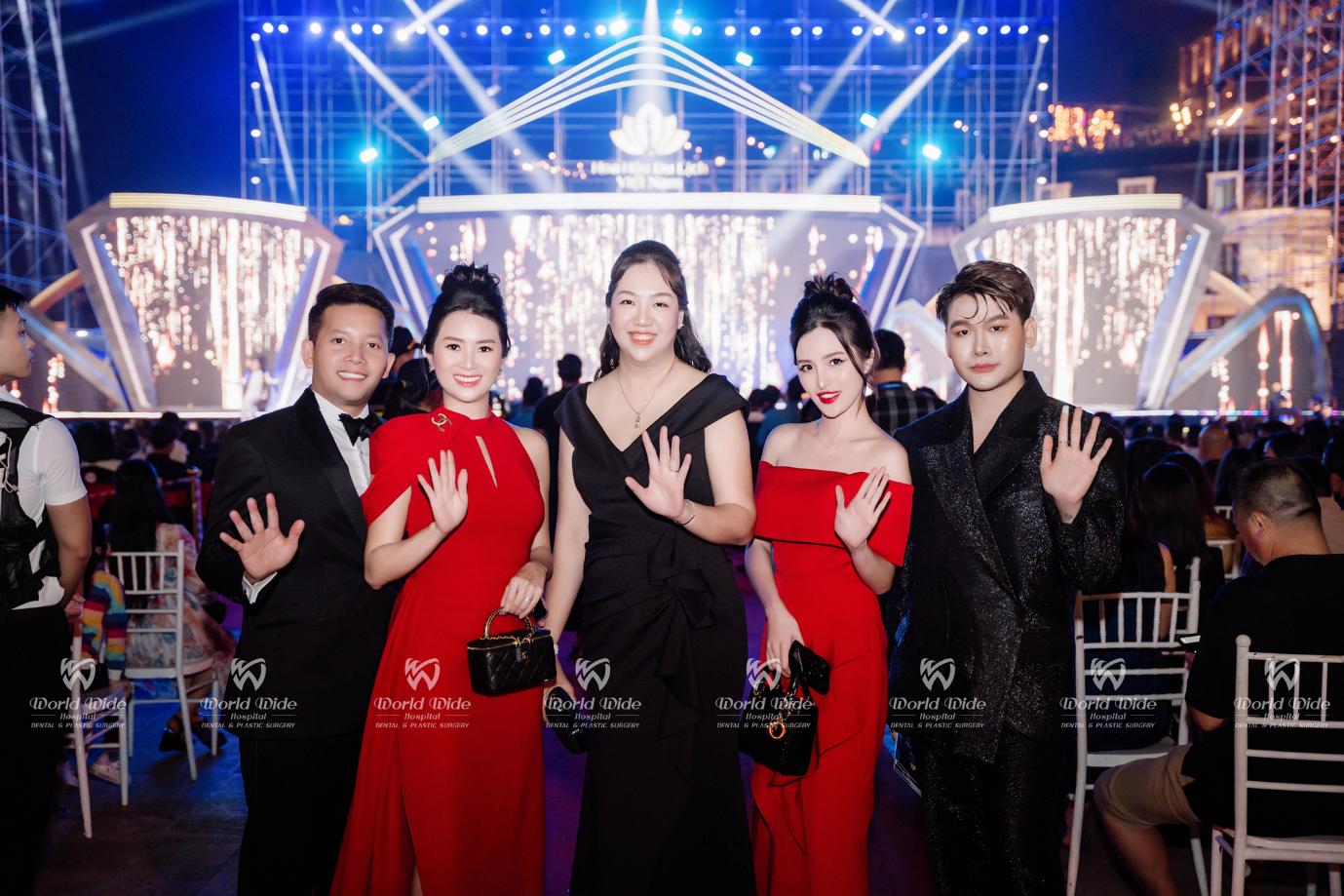 CEO Amy Tran - Đại diện Bệnh viện Worldwide xuất hiện rạng rỡ tại bán ...