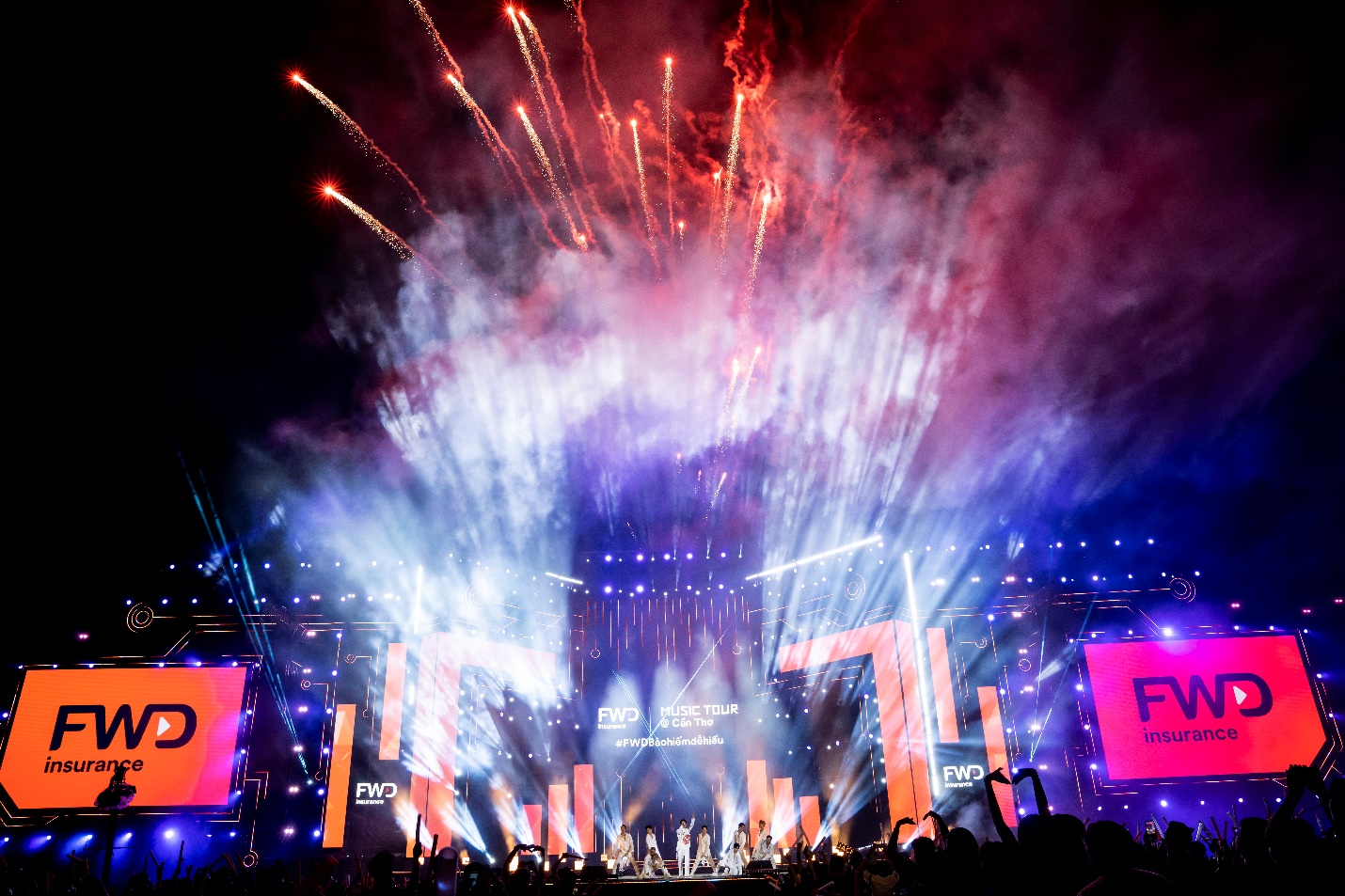 Cư dân mạng ‘hào hứng’ với nhân vật bí ẩn xuất hiện bên cạnh dàn sao ...