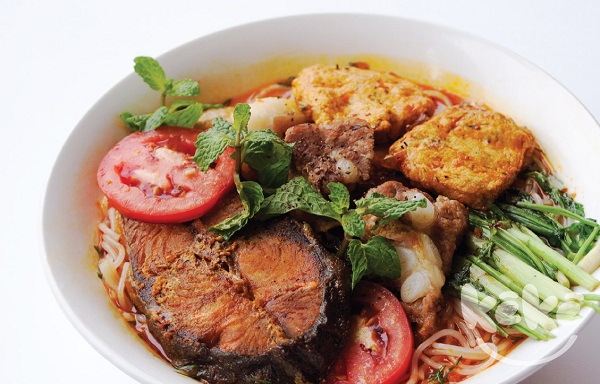 Thơm phức gà chọi nướng, lạ miệng bún cá cay Hải Phòng