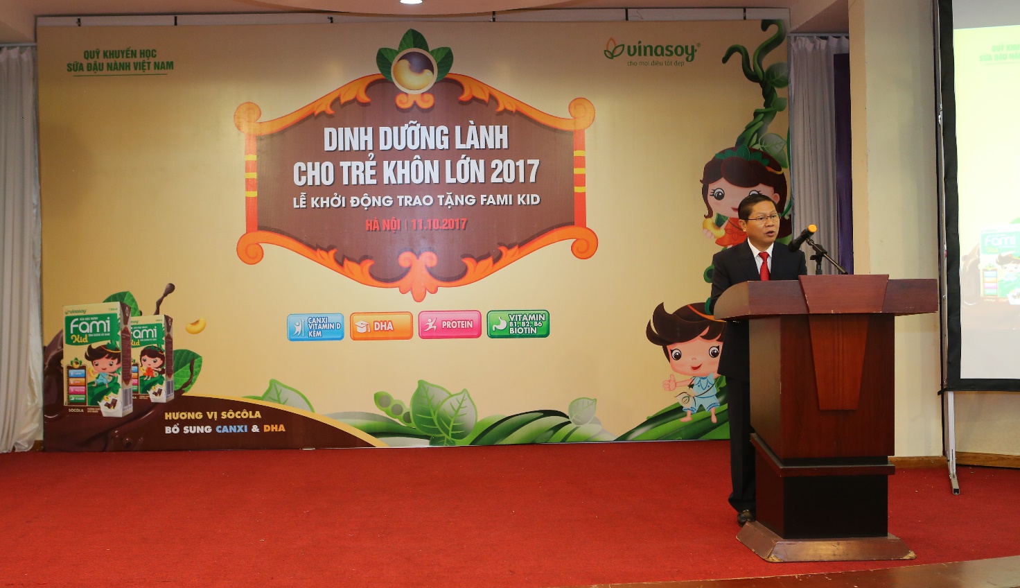 Vinasoy trao tặng 1,3 triệu suất sữa Fami Kid cho học sinh Tiểu học