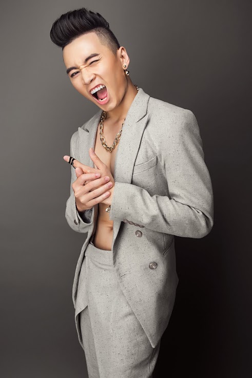 Sự lột xác ngoạn mục của Karik với ca khúc mới "Anh là của em"