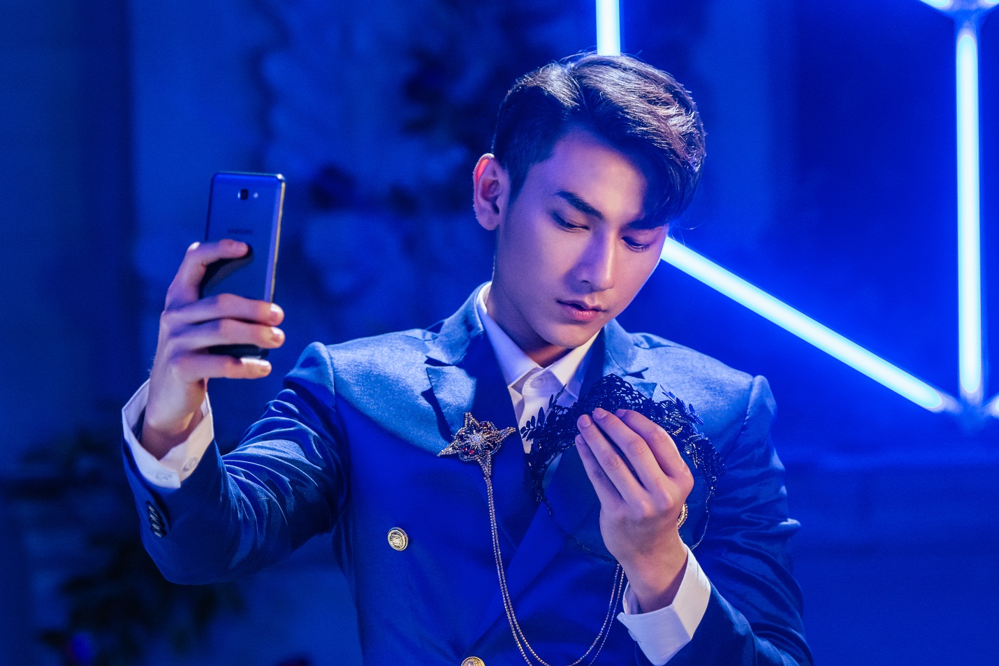 Ít ai ngờ rằng “cánh tay phải” đắc lực của Isaac lại là chiếc Galaxy J7 ...