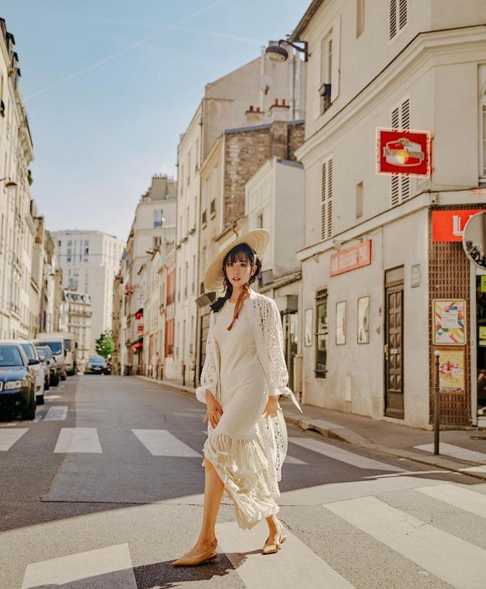 Min trong MV "Em Mới Là Người Yêu Anh" khoe điện thoại "thanh xuân"