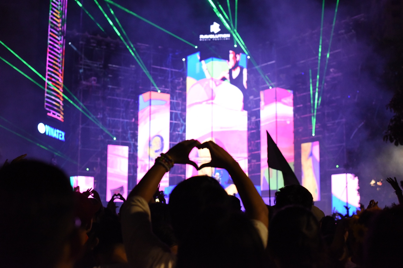 Lâu lắm rồi, giới trẻ Sài Gòn mới có một đêm quẩy EDM "đã - đỉnh - đáng ...