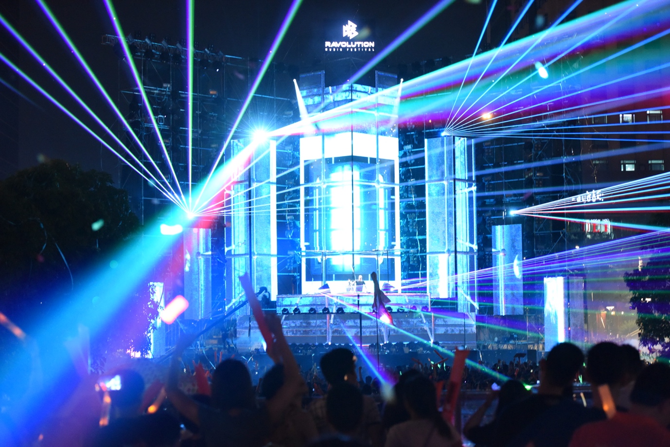 Lâu lắm rồi, giới trẻ Sài Gòn mới có một đêm quẩy EDM "đã - đỉnh - đáng ...